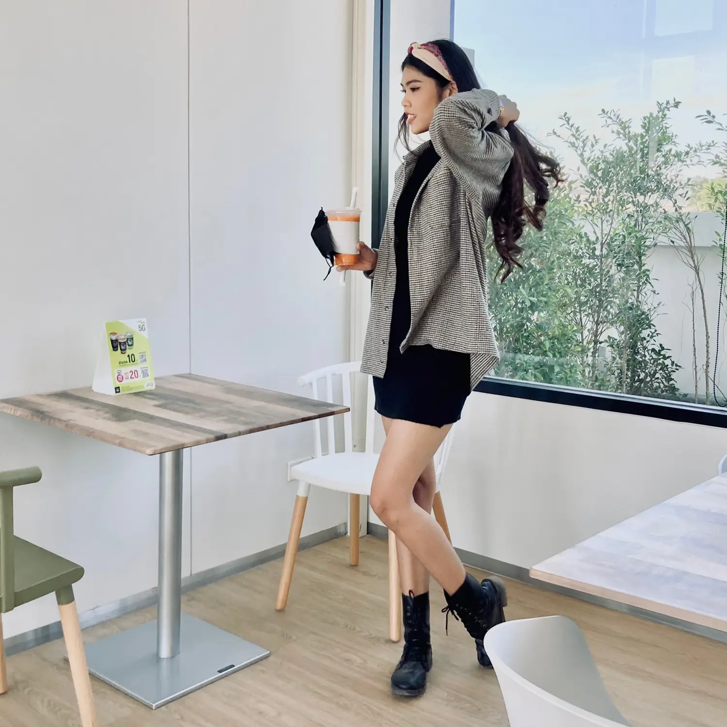 ใส่บูทเก๋ๆไปเที่ยวกันค้า 🥾🥰💙 | แกลเลอรีที่โพสต์โดย Happynow | Lemon8