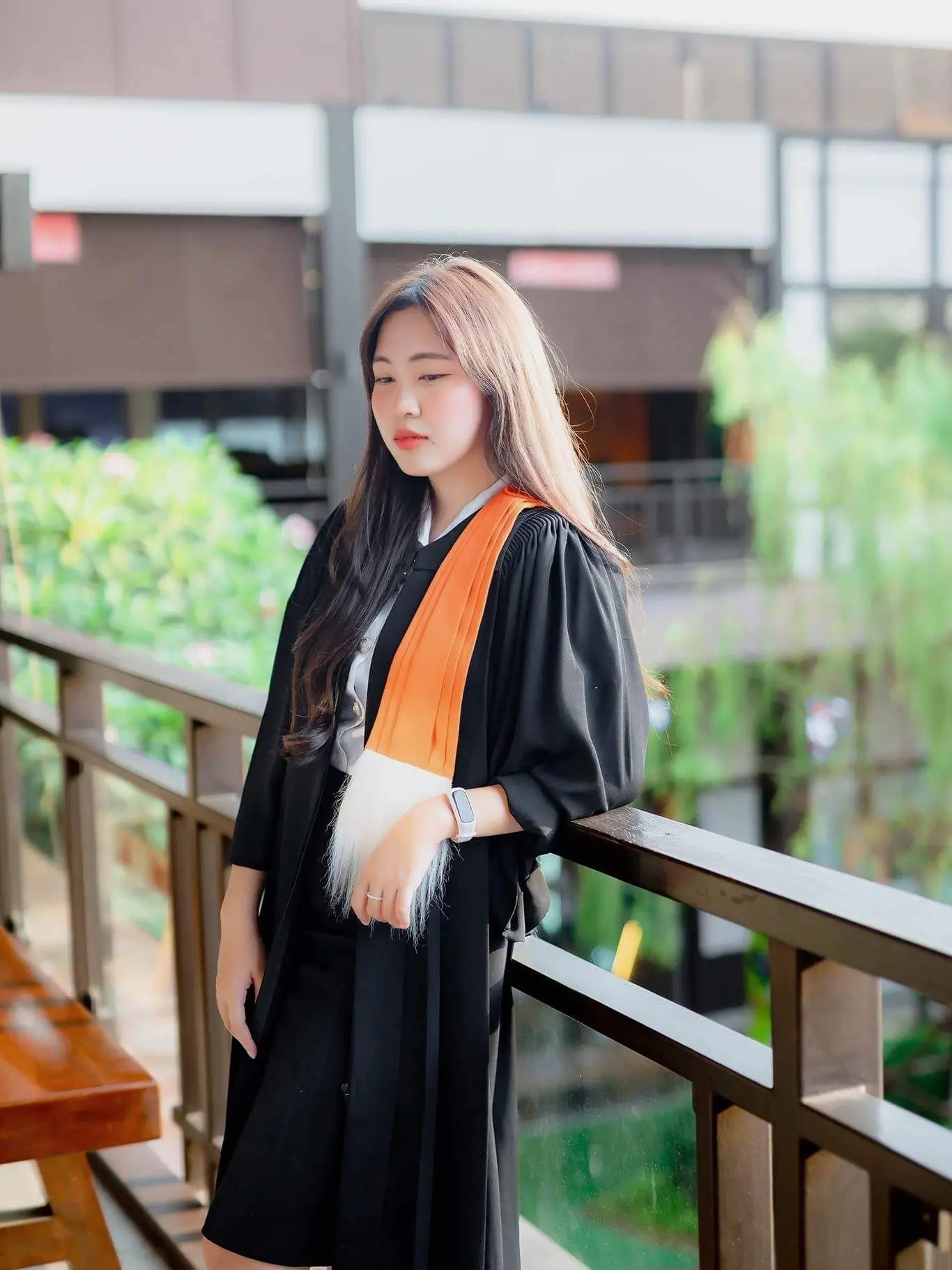 💡ไอเดีย ถ่ายรูปชุดครุย แต่งหน้า ทำผม | แกลเลอรีที่โพสต์โดย Saiparn | Lemon8