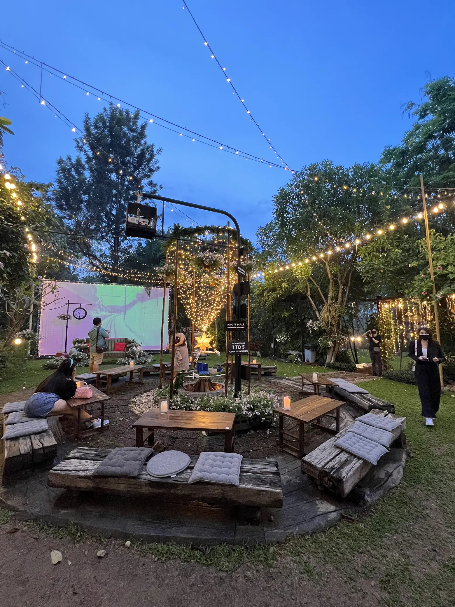 The Backyard 168 🎞️ นอนดูหนัง outdoor สุดโรแมนติก 🧡🤎💚 | แกลเลอรีที่ ...