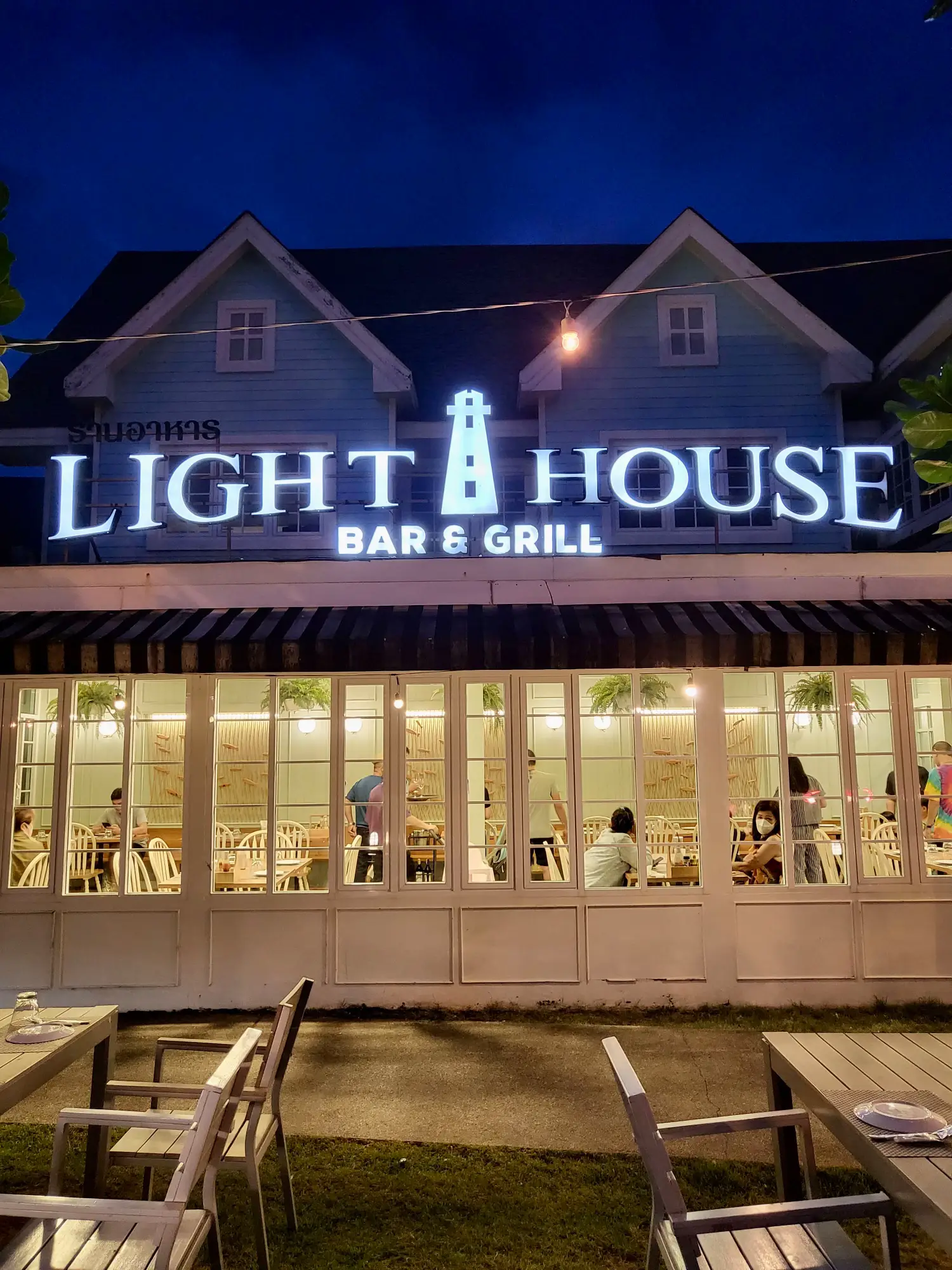“LIGHT HOUSE” bar & grill ร้านฟิลโฮมมี่บรรยากาศอบอุ่น🤎 | แกลเลอรีที่โพสต์โดย WILA WILALA | Lemon8