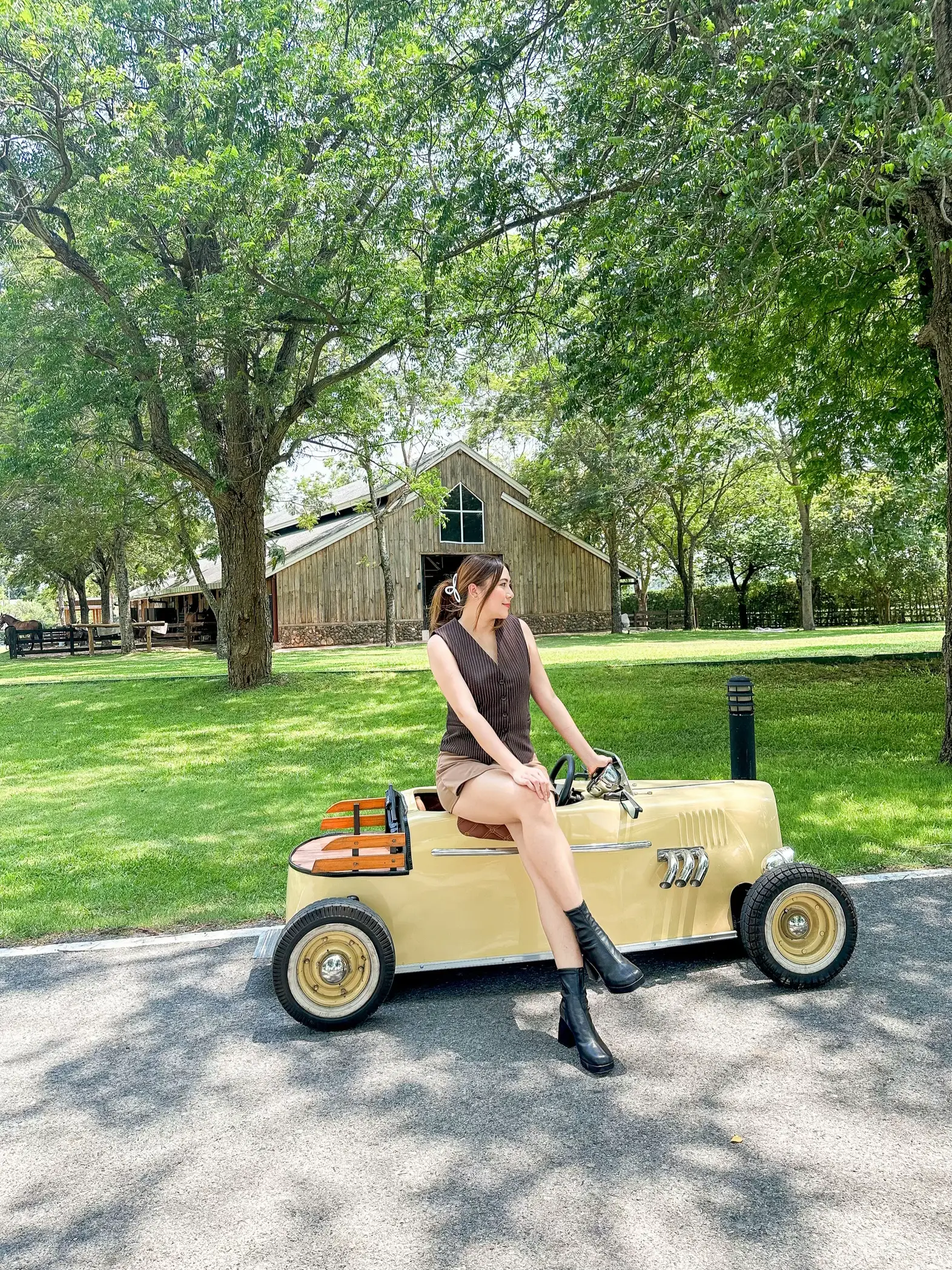 🐎Trot cafe. He's big. There's a dwarf horse driving a vintage car. Nice ...