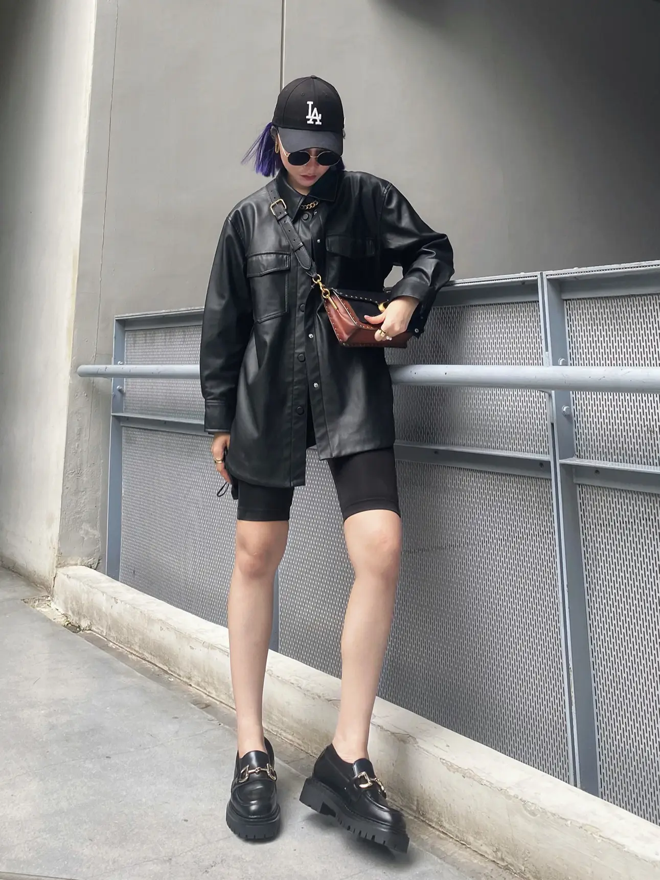 All Black ด้วยเสื้อหนังสุดเท่ 🤙🏻 | แกลเลอรีที่โพสต์โดย Snux.SN | Lemon8