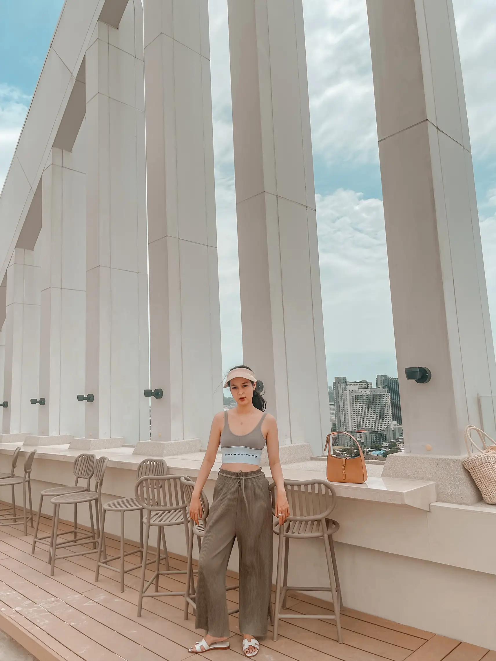 How to แต่งตัวชิคๆไปคาเฟ่ 🏻 | แกลเลอรีที่โพสต์โดย Khunpim | Lemon8