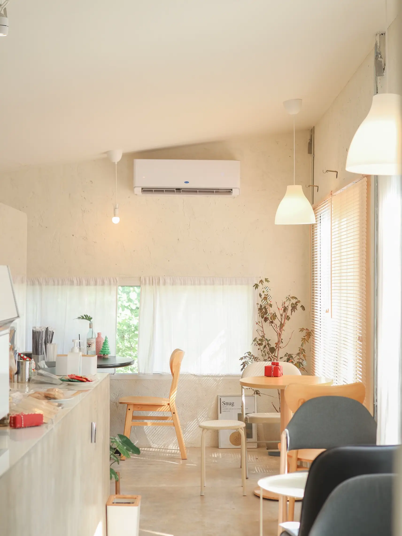 🐶Snug Room Cafe,a small and cozy room to chill out | แกลเลอรีที่โพสต์ ...