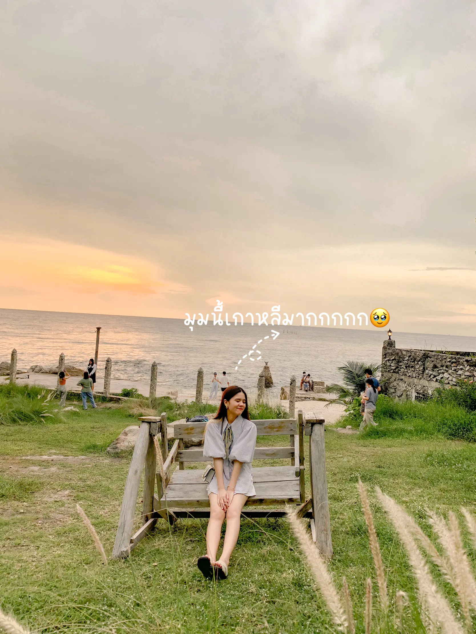 คาเฟ่ริมทะเลชมพระอาทิตย์ตก วิวหลักล้าน บอกเลยว่าดีทุกมุม🌊🌤️ | แกลเลอรีที่โพสต์โดย PairMai | Lemon8