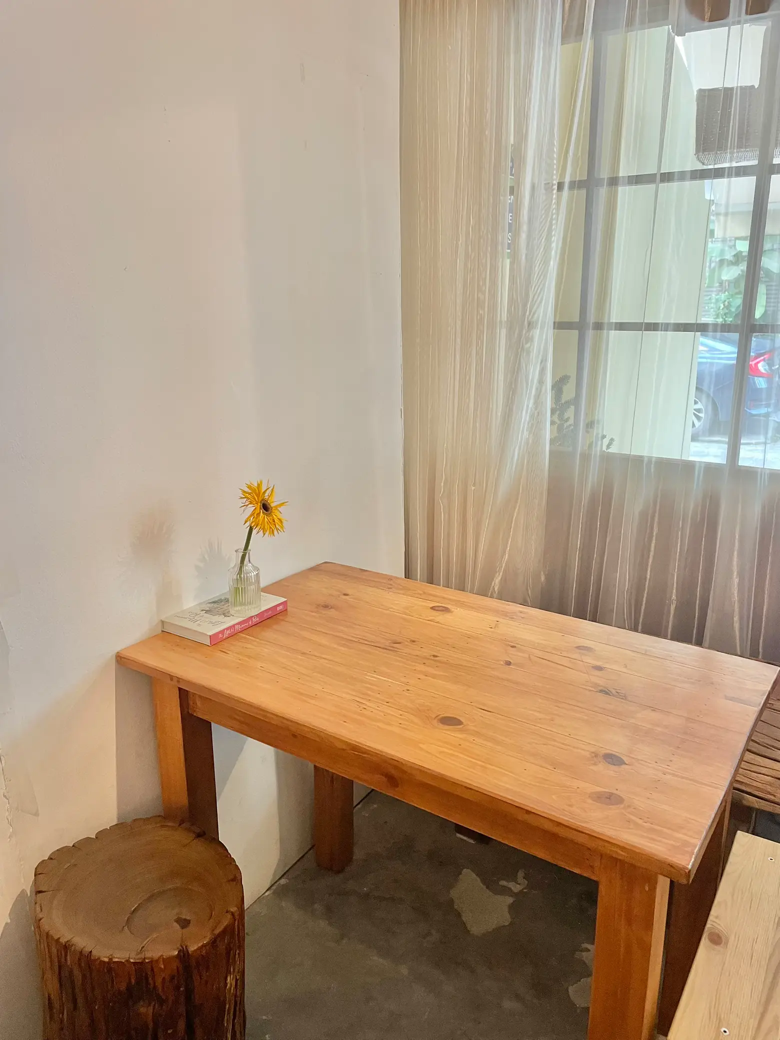 Paris Mei คาเฟ่ Cozy บรรยากาศน่ารัก 🪑🤍💫🧺 | แกลเลอรีที่โพสต์โดย opal658 | Lemon8