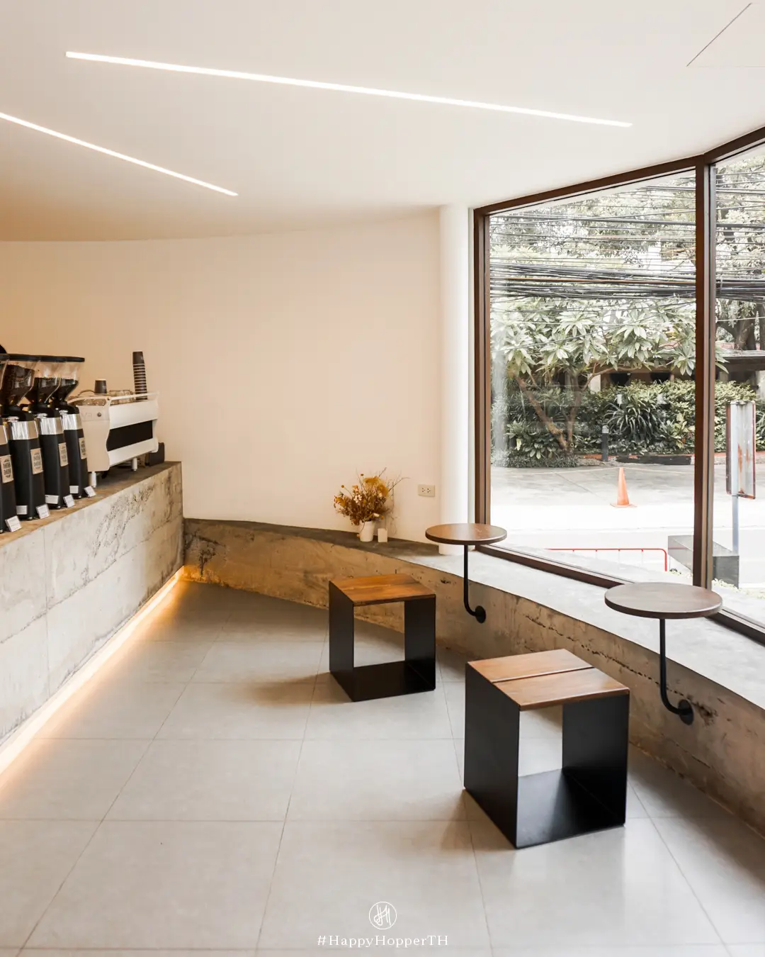 SOL COFFEE @ Ocean Tower 2 อโศก | แกลเลอรีที่โพสต์โดย Happy Hopper | Lemon8