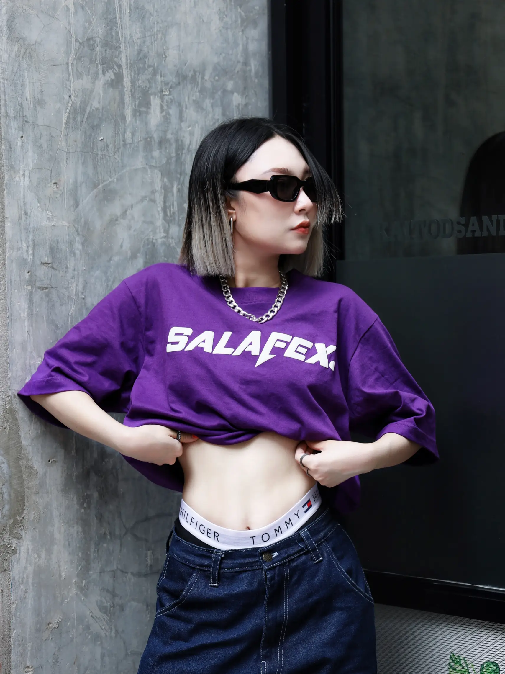 เสื้อยืดตัวเดียว ก็เท่ได้ 🖤 | แกลเลอรีที่โพสต์โดย Snux.SN | Lemon8