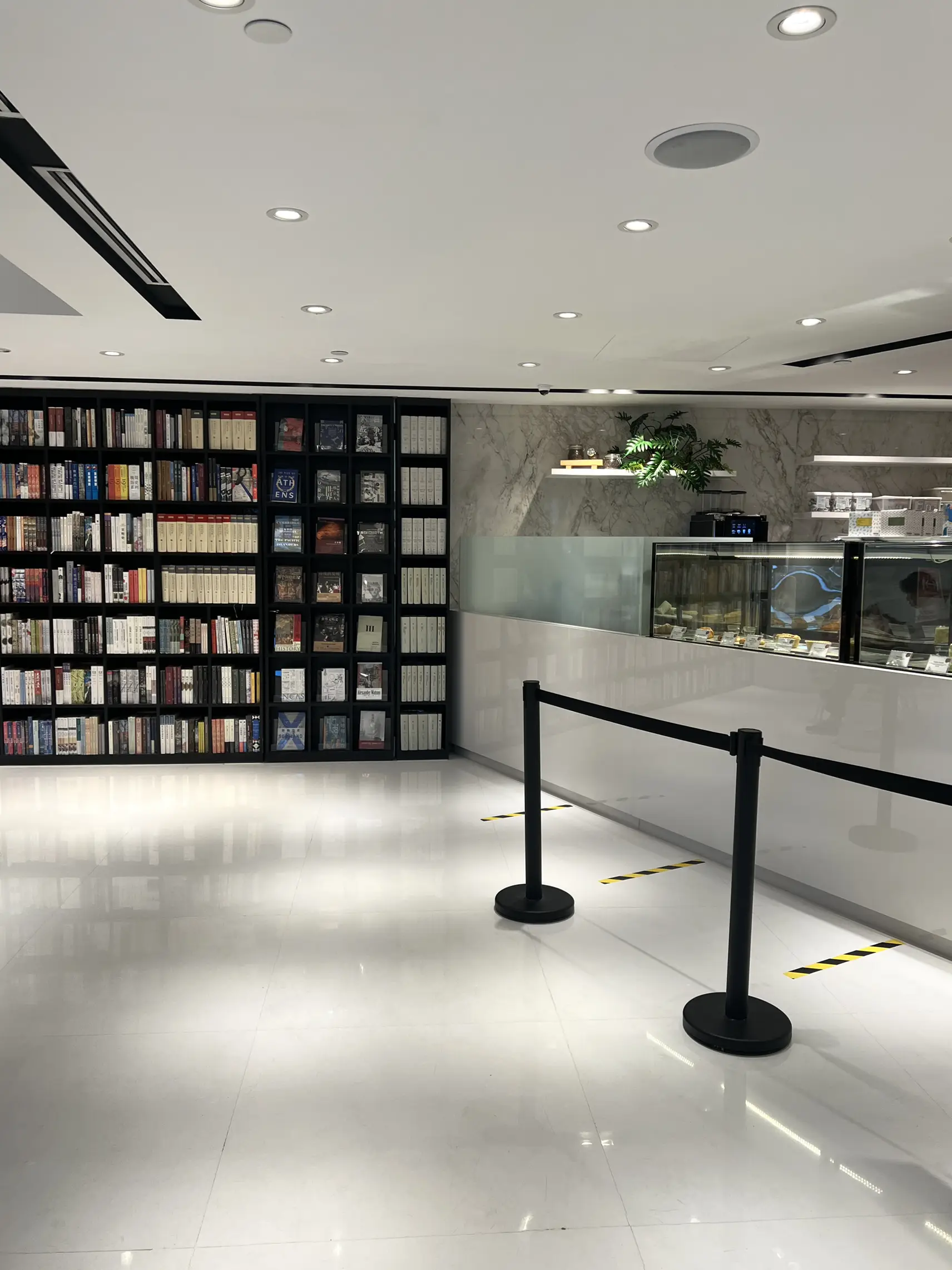 orchard’s hidden cafe in a quaint bookstore ☕️📖 | แกลเลอรีที่โพสต์โดย ...