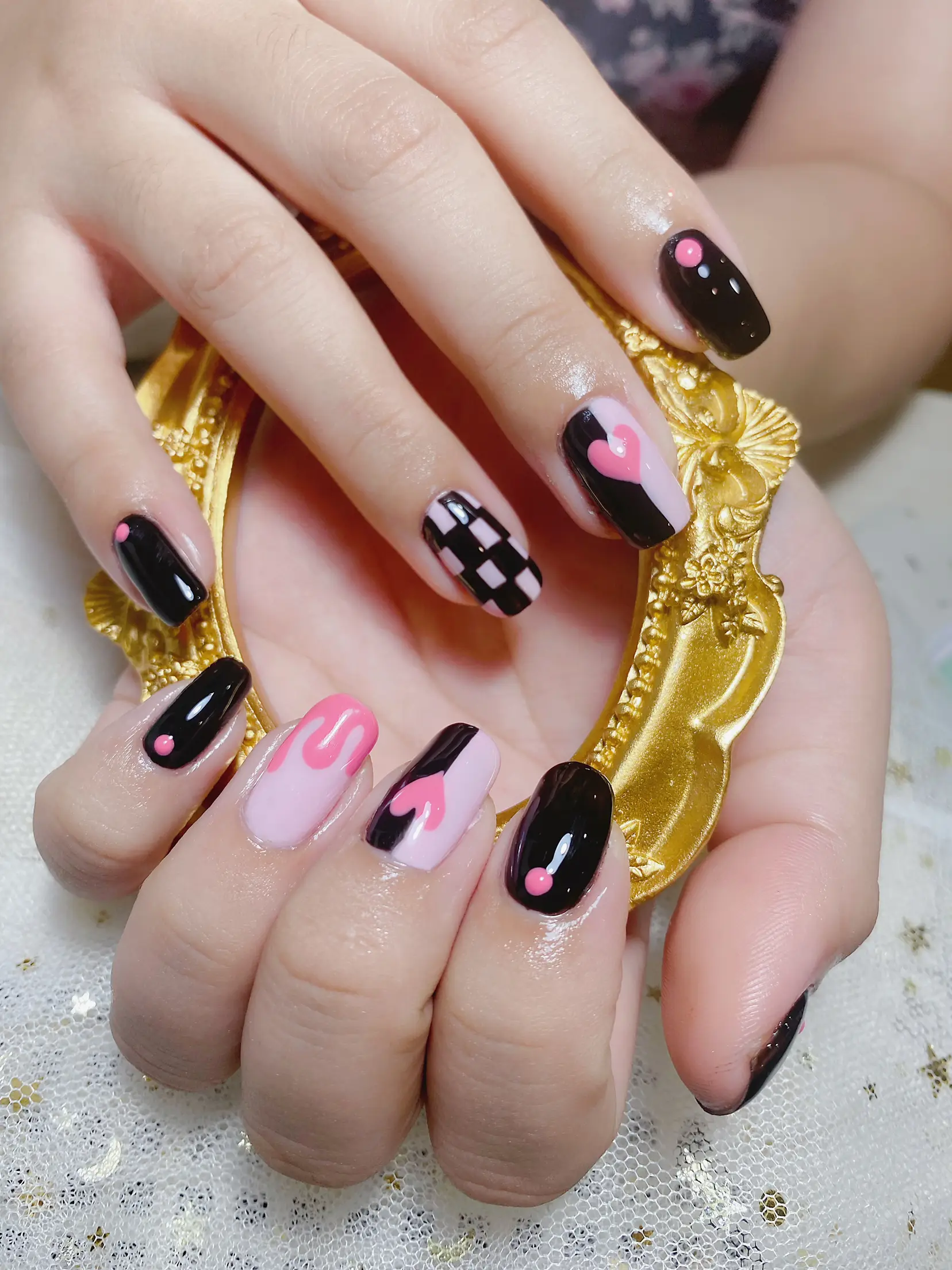 ไอเดียเล็บดำชมพูหวานแบบเท่ๆ | แกลเลอรีที่โพสต์โดย Nichanun | Lemon8