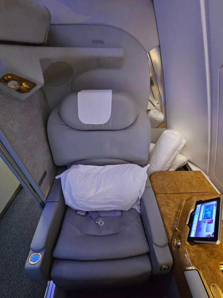 Flying First Class with Emirates ️ | แกลเลอรีที่โพสต์โดย MimiLovesLuxe ...