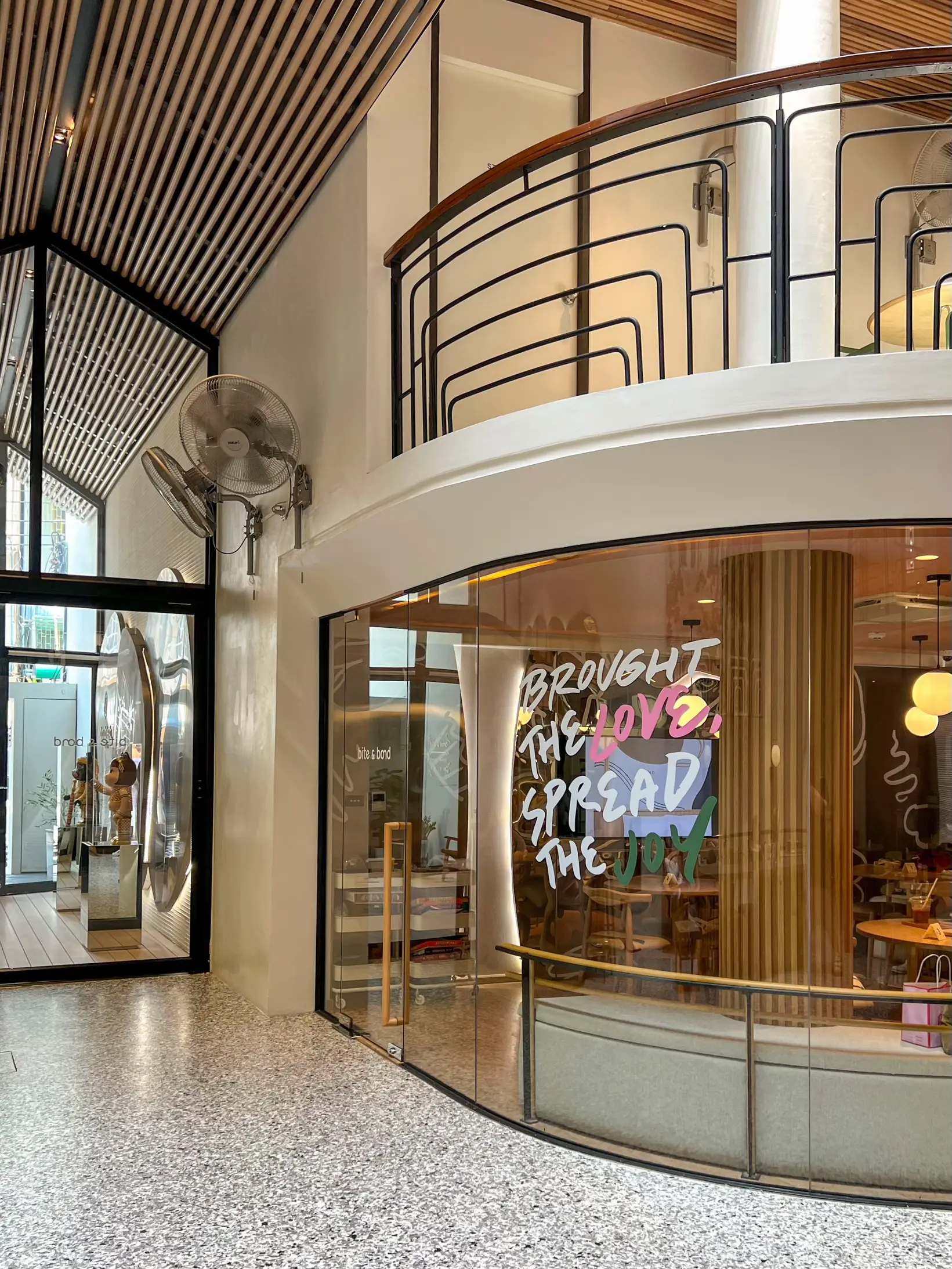 🏡Beautiful design cafe with very good atmosphere, swing pole district☕️ ...