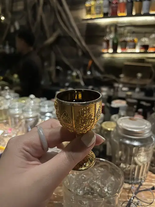 Root Bar บาร์ที่คุณจะสั่งอะไรก็ได้ เพราะไม่มีเมนู | แกลเลอรีที่โพสต์โดย ...