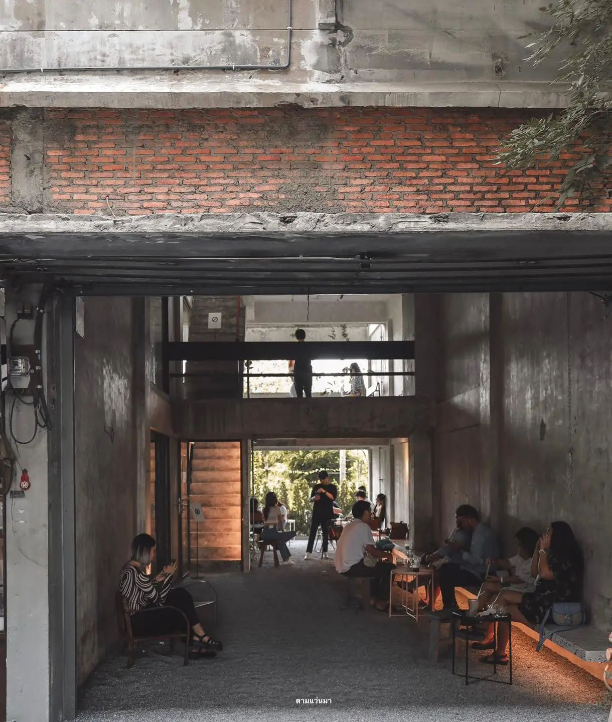 คาเฟ่ โทน Loft ดิบๆ ถ่ายรูปอาร์ตมากก 🖤🤍 | แกลเลอรีที่โพสต์โดย SPREAM.P | Lemon8