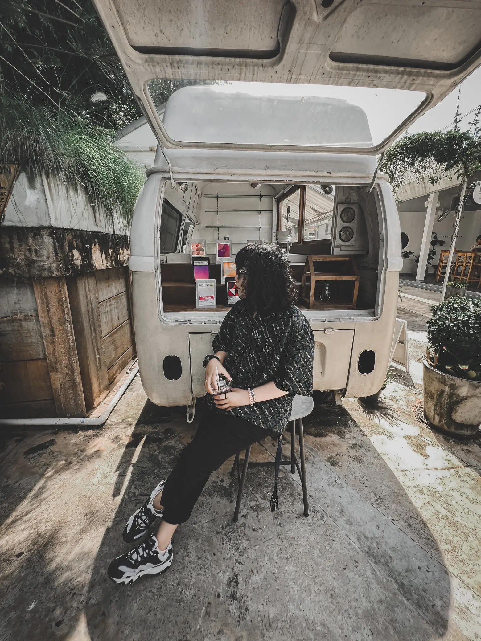 ร้านกาแฟสุดชิค ☕️ บรรยากาศชิลๆ สไตล์มินิมอล | แกลเลอรีที่โพสต์โดย 🌞 ⓜⓐⓘ™ Miji Mai | Lemon8