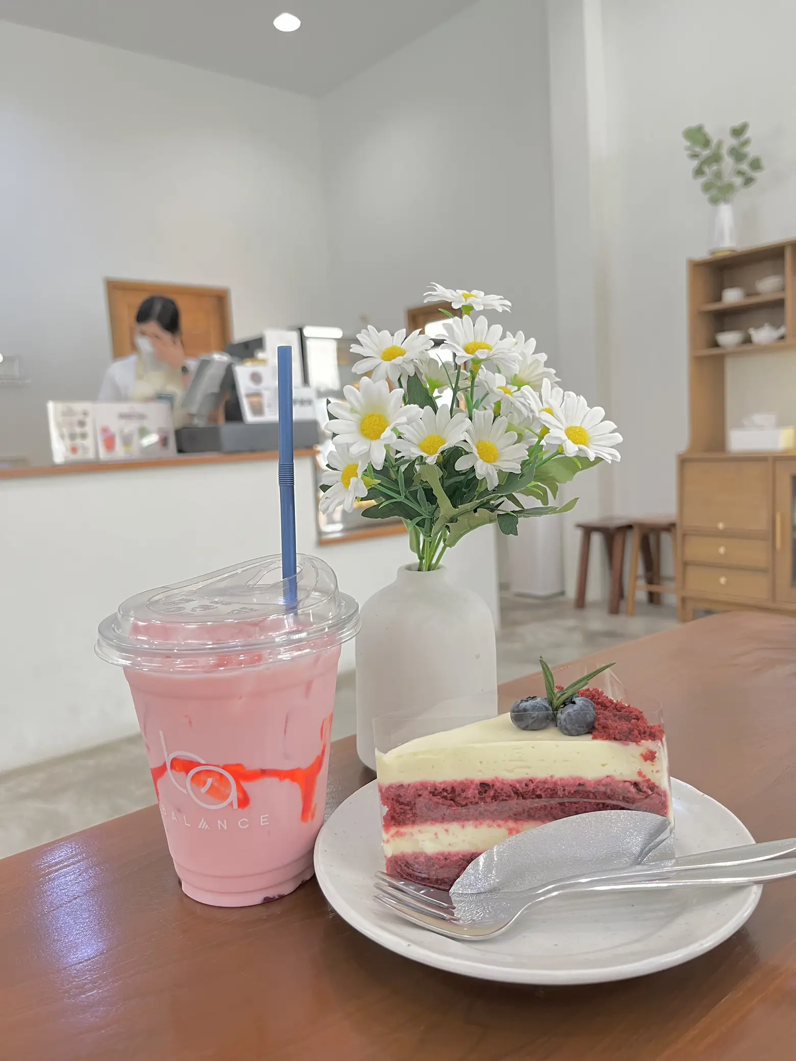 แต่งตัวง่ายๆ ไปคาเฟ่ | แกลเลอรีที่โพสต์โดย Poo_Chonlada | Lemon8