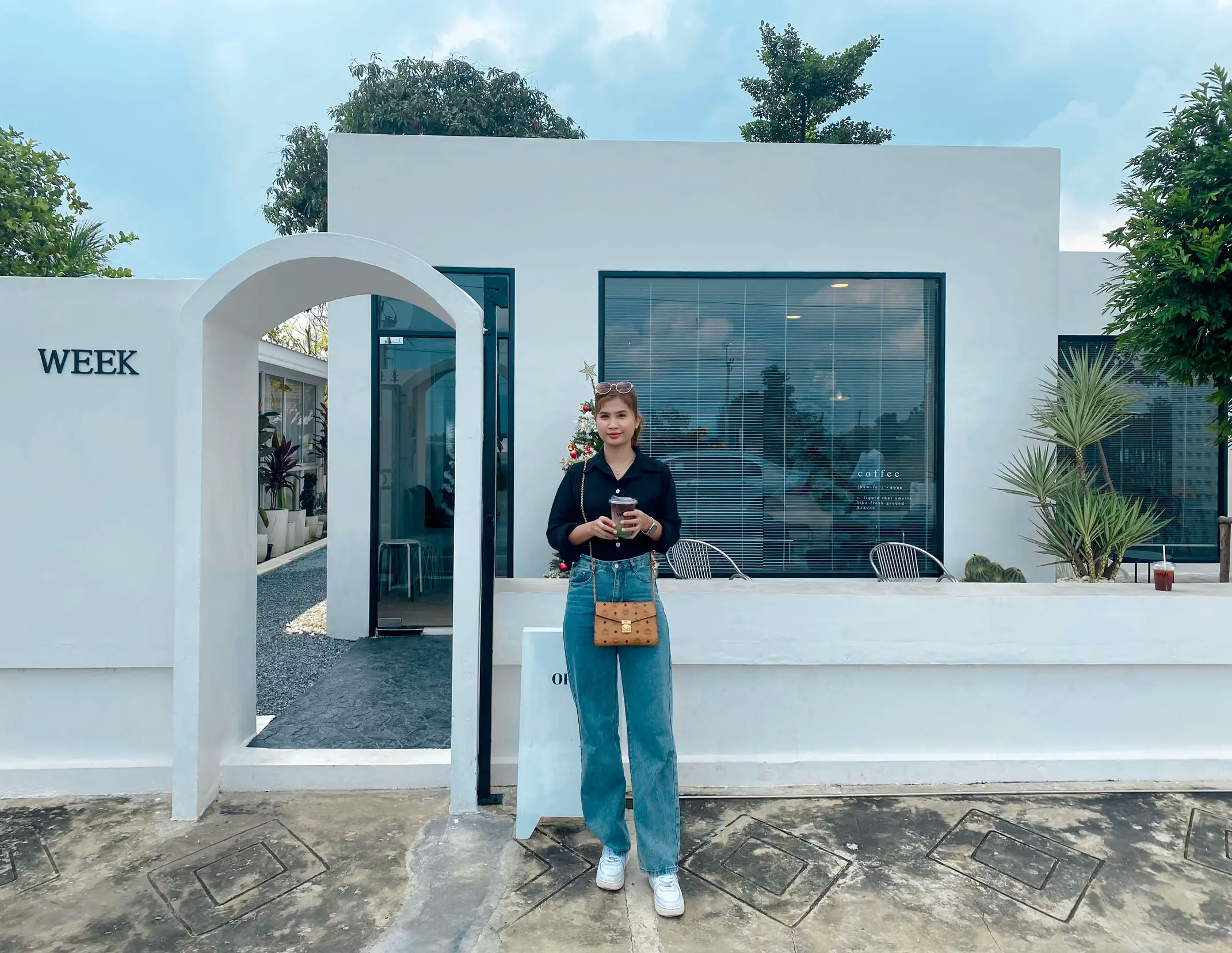 White-Black Tone Coffee Shop | Gallery posted by aum_nilobon78 | Lemon8