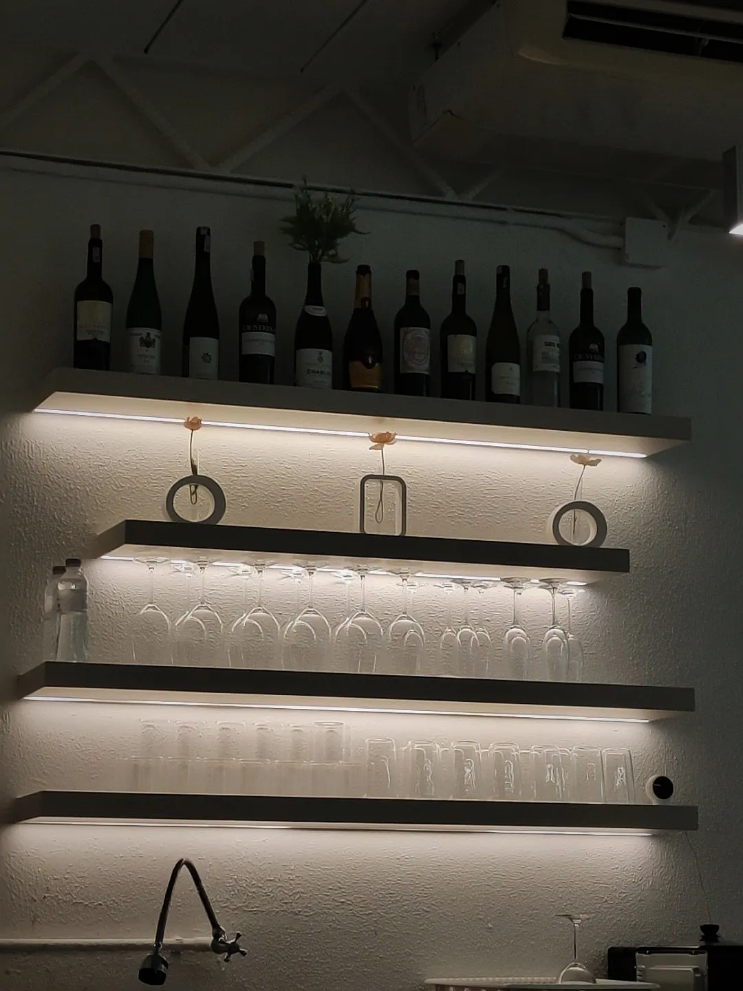 San (=) Cafe and Wine Bar (คาเฟ่ลับ BTS อารีย์)☕ 🍷 | แกลเลอรีที่โพสต์โดย nada.m | Lemon8