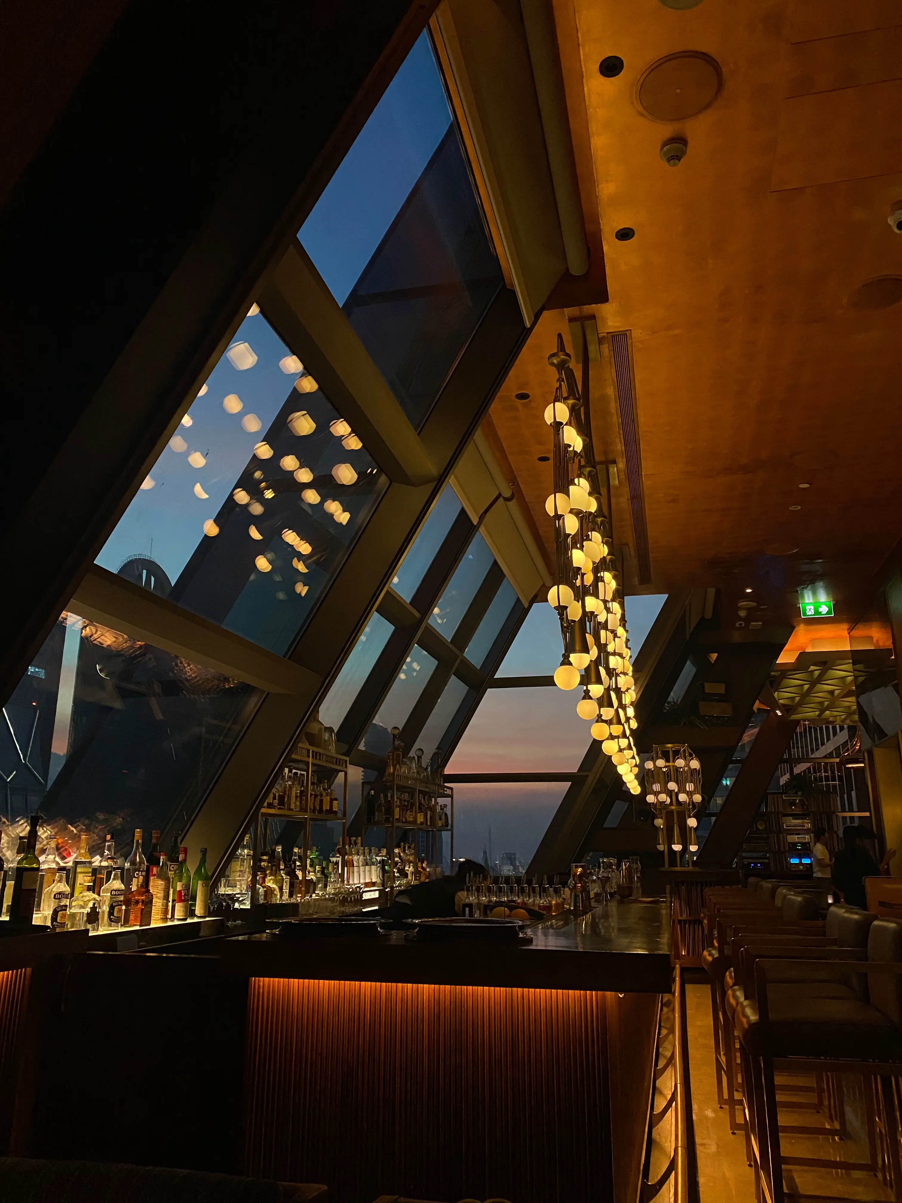 Lennon’s บาร์วิวสวยตาแตก แบบต้องมา | แกลเลอรีที่โพสต์โดย 𝗷𝘂𝗻𝘆 ⁺ | Lemon8