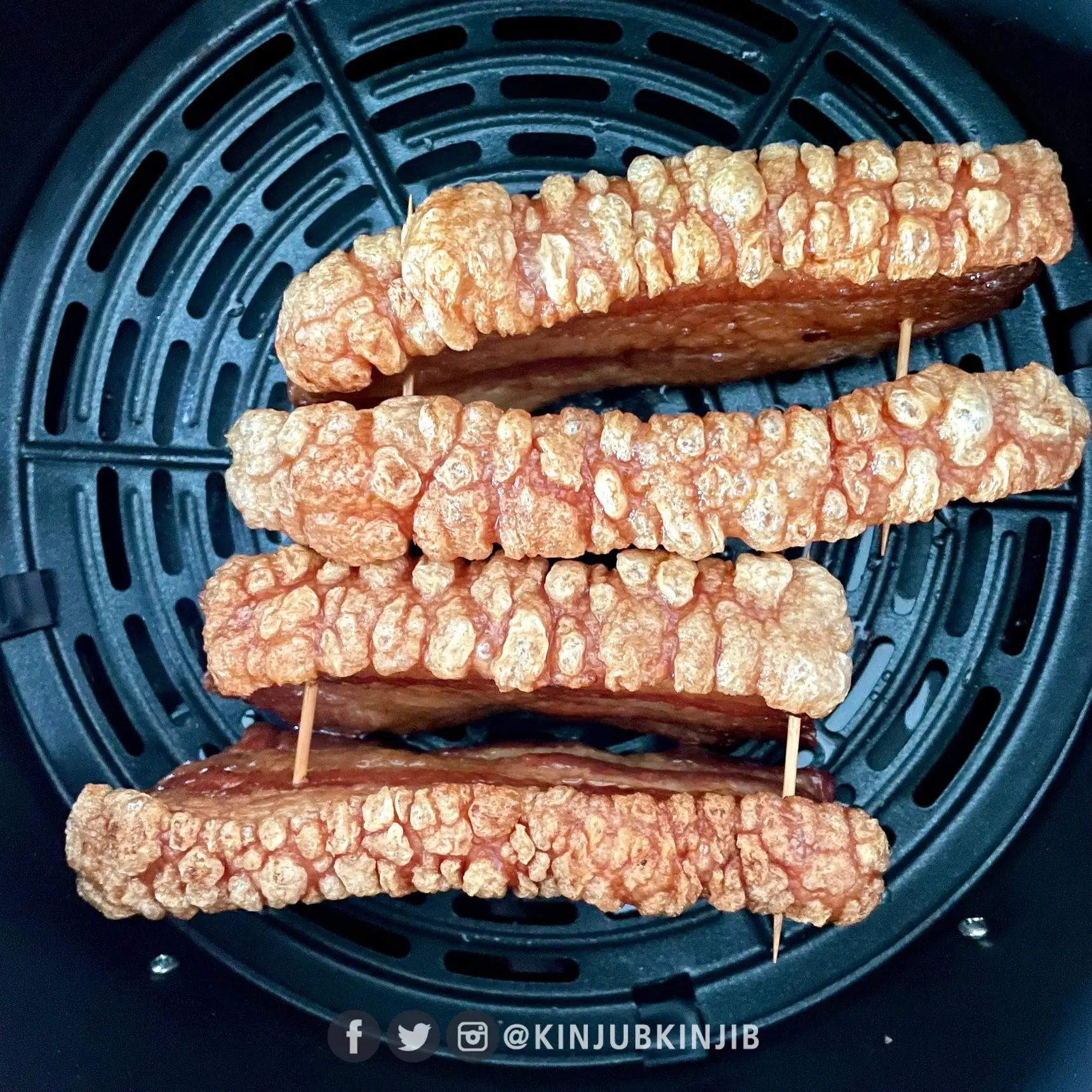 หมูสามชั้นแดดเดียวเอามาผัดพริกเกลือดาเบสแรงมั่กๆ | แกลเลอรีที่โพสต์โดย kinjubkinjib | Lemon8