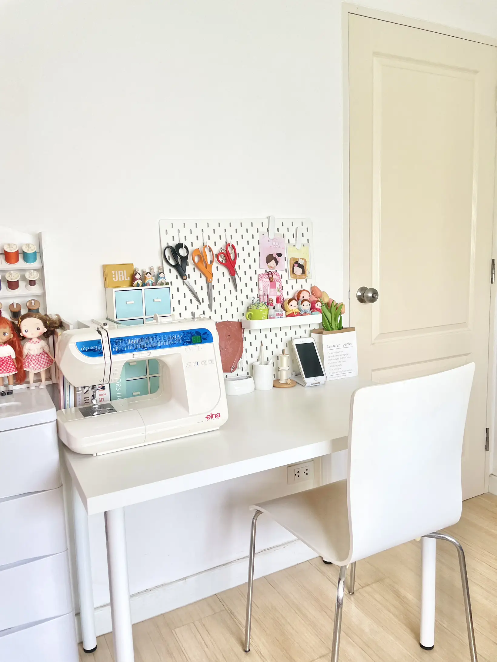 Sewing desk setup จัดโต๊ะเย็บผ้าสไตล์มินิมอล | แกลเลอรีที่โพสต์โดย ...