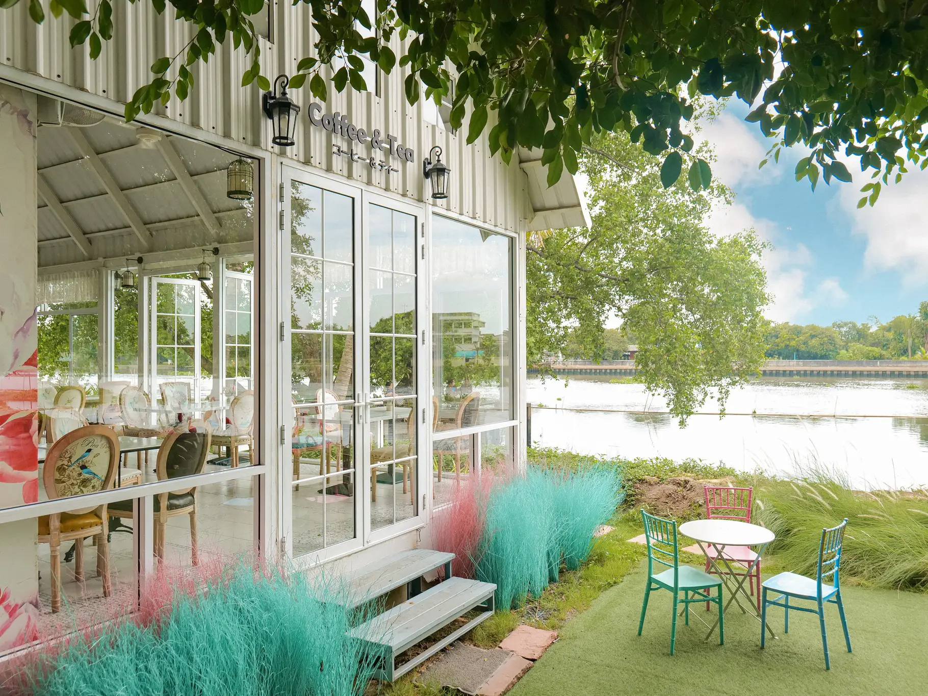 🌷คาเฟ่โรงนากลางทุ่งหญ้าหลากสี Memory House Cafe สามพราน | แกลเลอรีที่ ...