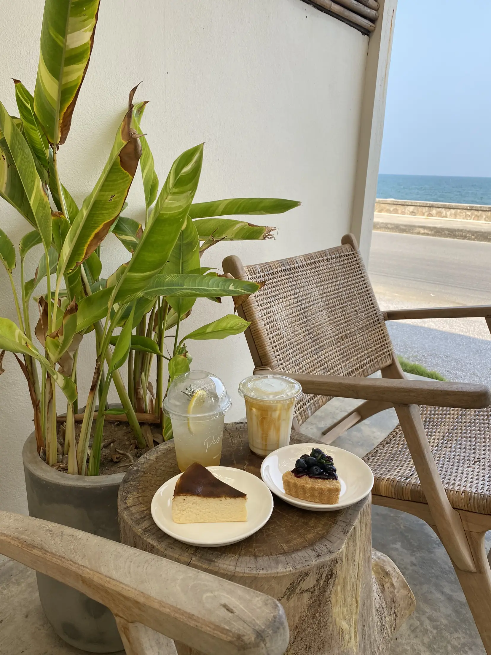 🤍Pisces cafe คาเฟ่มินิมอล ทับสะแก be like ปูซาน สุดๆ ᨳ | แกลเลอรีที่ ...