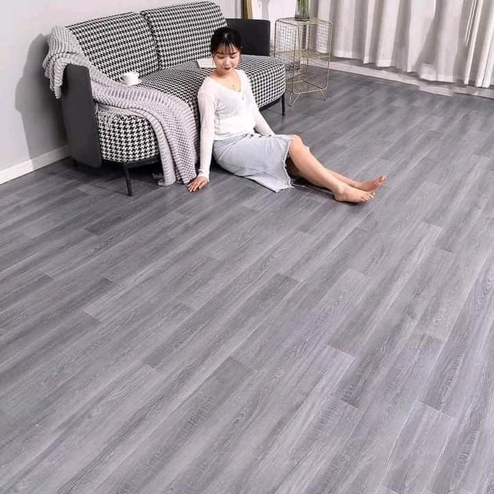 แผ่นปูพื้น วัสดุPVC ลายไม้ สติ๊กเกอร์ | แกลเลอรีที่โพสต์โดย คุณแก้มใส | Lemon8