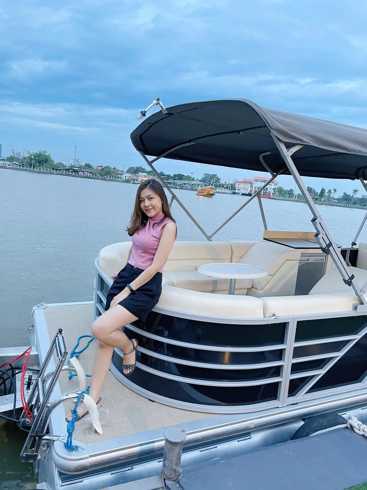 รีวิวคาเฟ่บรรยากาศริมแม่น้ำโคตรดี👍🏻 | แกลเลอรีที่โพสต์โดย Nuch Nussara | Lemon8