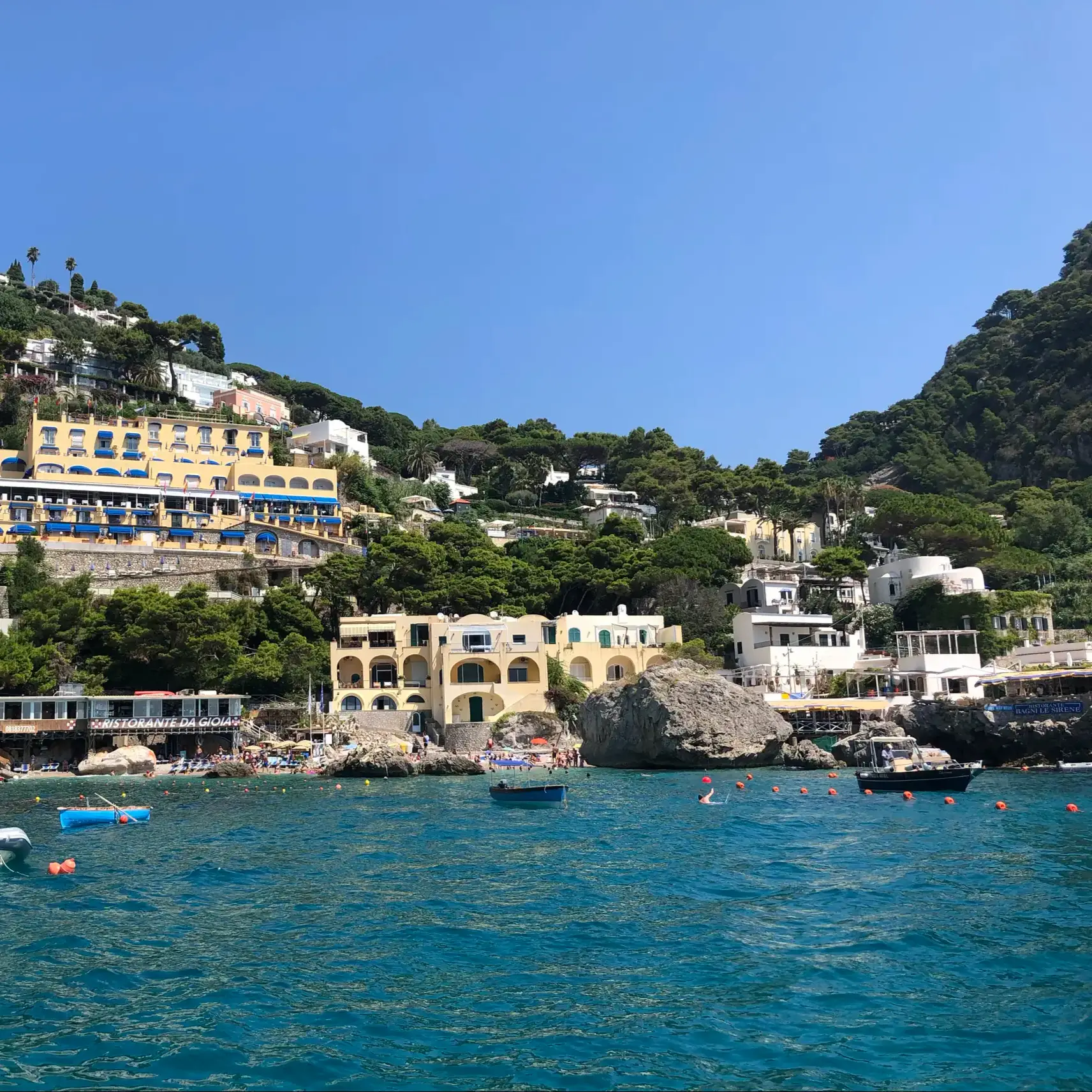 🇮🇹 Capri อิตาลี 🍋 เกาะสุดฮอตของเหล่าเซเลบตัวแม่ | แกลเลอรีที่โพสต์โดย ...