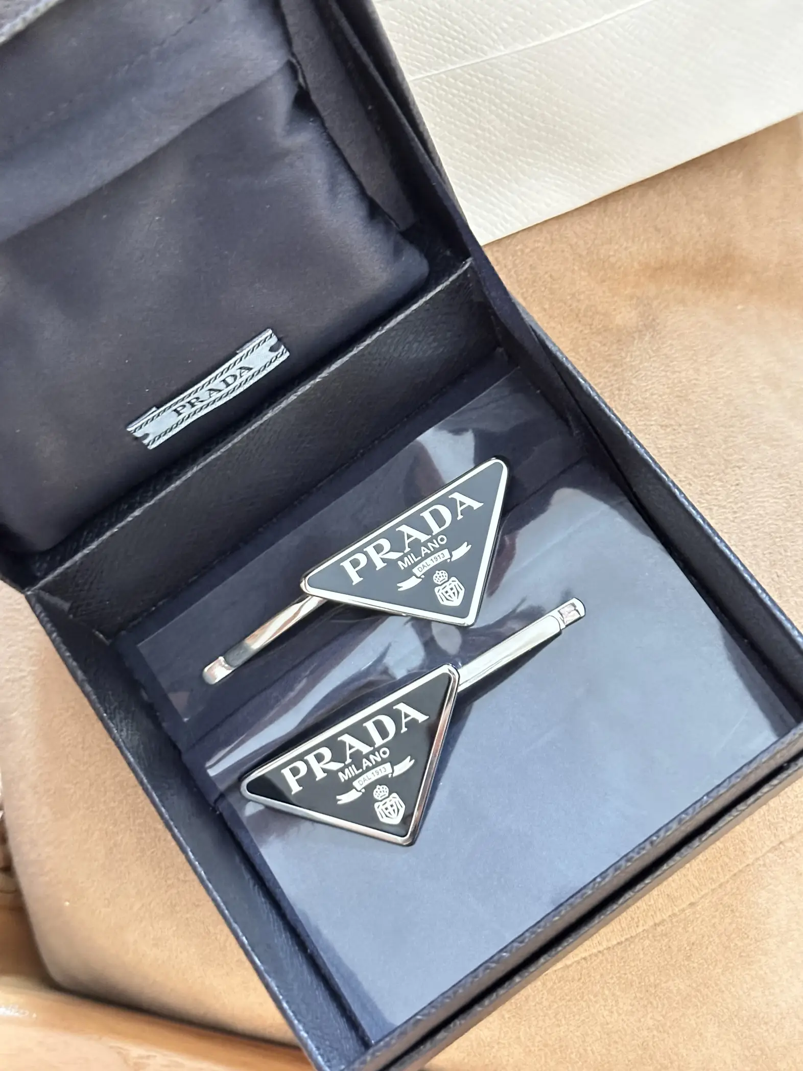 กิ๊บติดผม Prada ควรตำที่สุดในเวลานี้!! | แกลเลอรีที่โพสต์โดย Myspoy ...