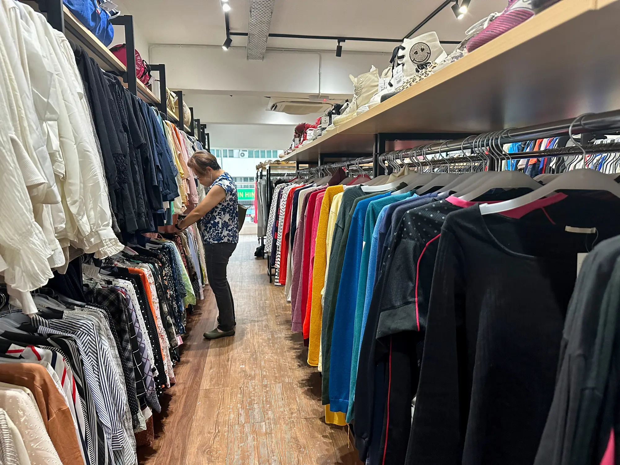 Thrift shopping At 2nd Street Subhang Jaya | Galeri disiarkan oleh ...