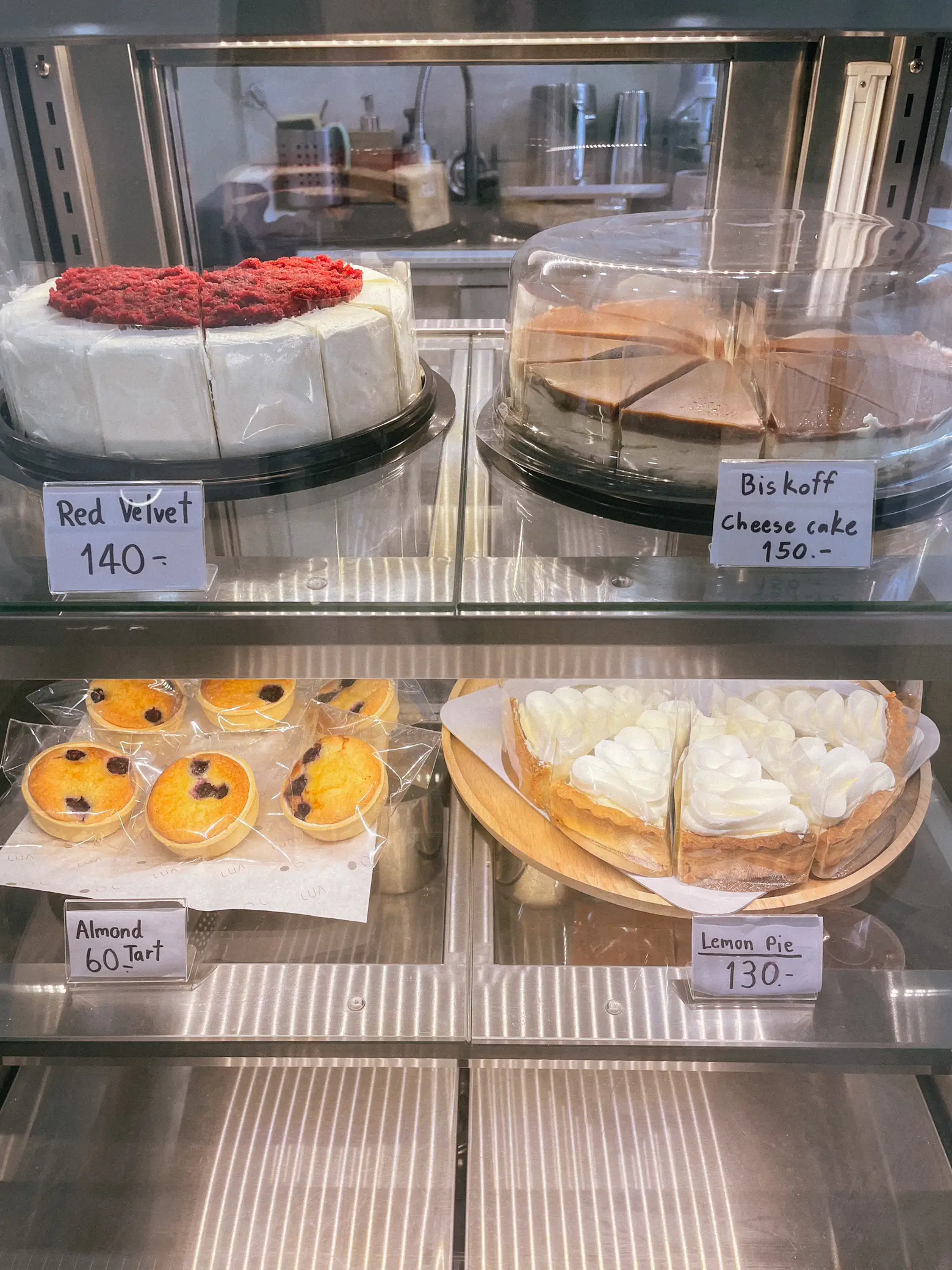 LUA cafe คาเฟ่น่ารักคุมโทนมินิมอล ท่ามหาราช ข้างมธ. | แกลเลอรีที่โพสต์โดย พั้นจ้าา💜 | Lemon8