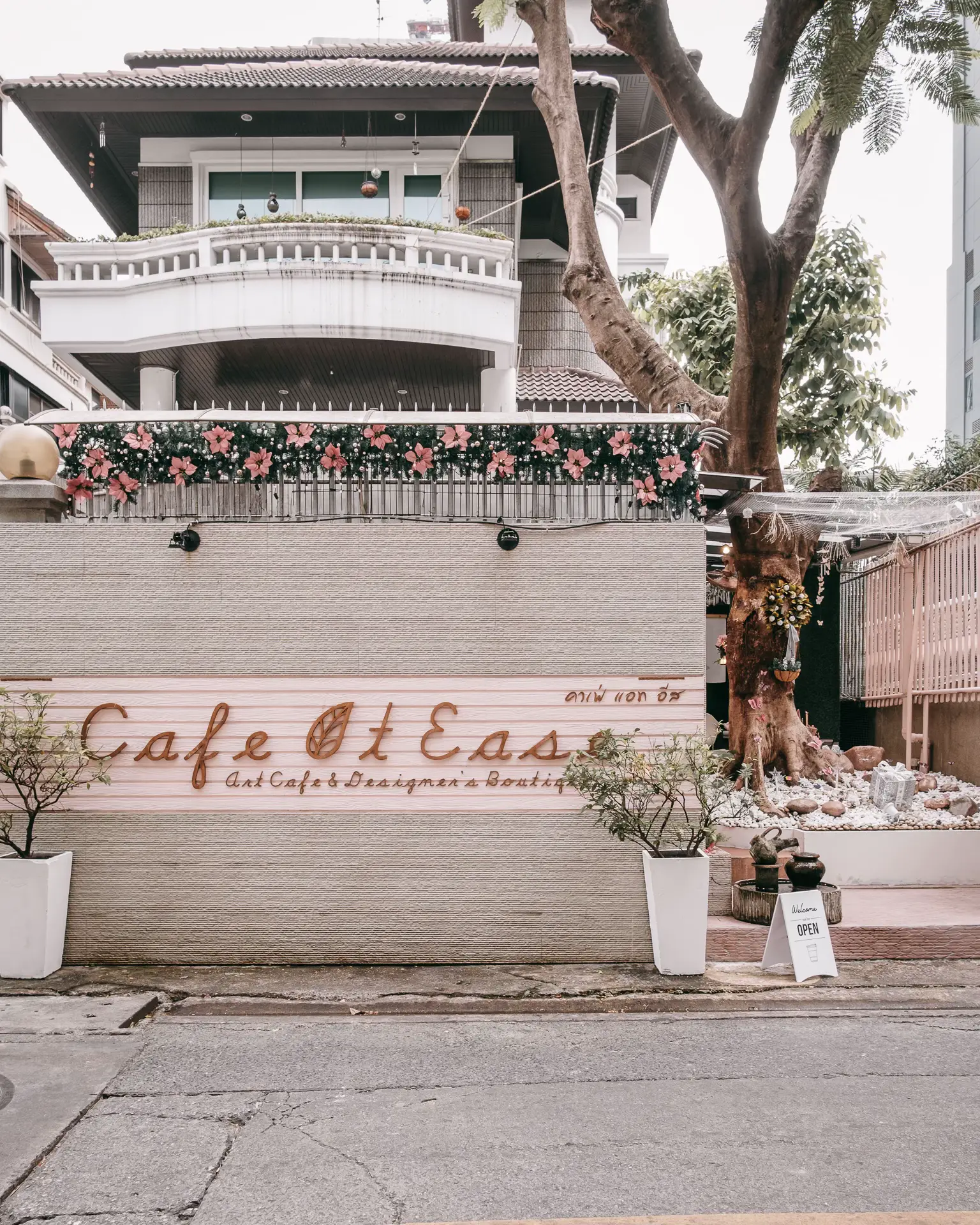 Cafe At Easeは、市内中心部にあるおいしいタイのペストリーカフェで、サイアムに非常に近いです。 | Rattomarty が投稿したフォトブック | Lemon8