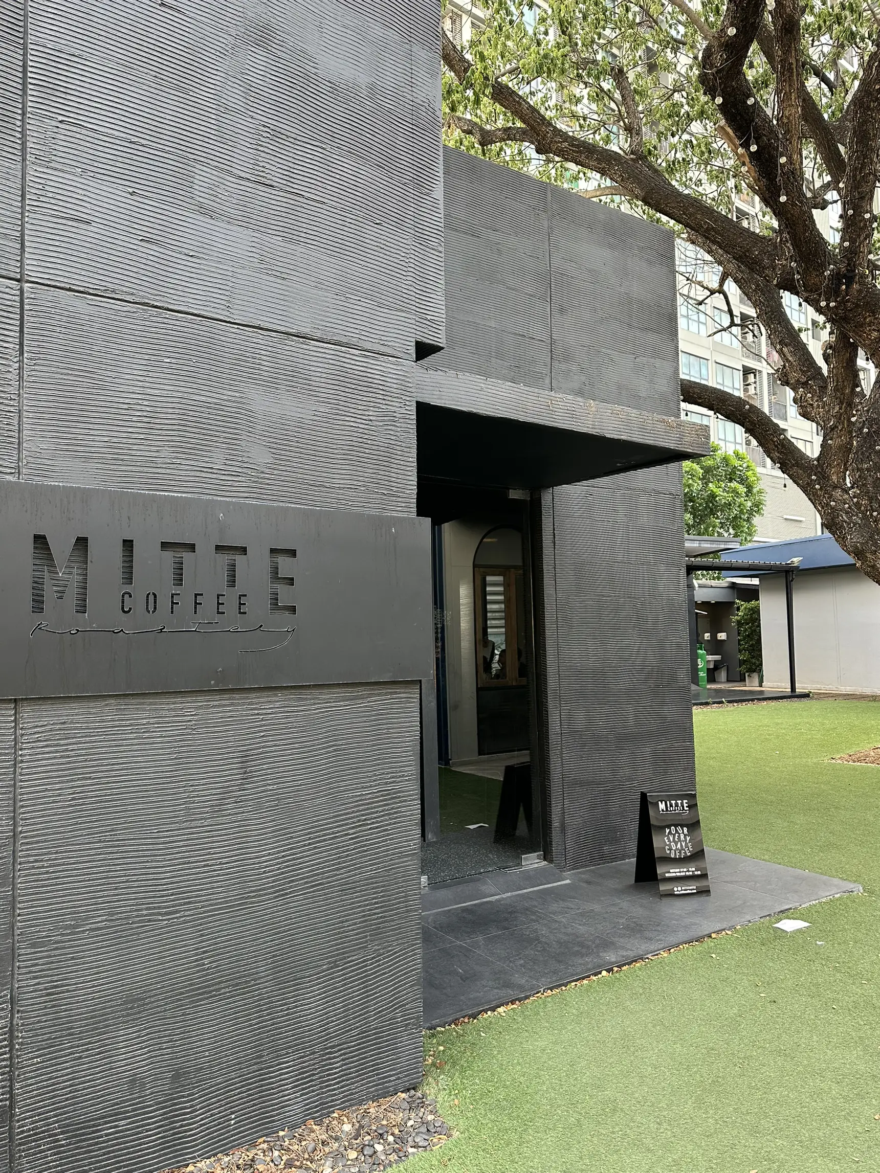 คาเฟ่โทนดาร์ค ย่าน นนทบุรี🖤| Mitte coffee roastery | แกลเลอรีที่โพสต์ ...