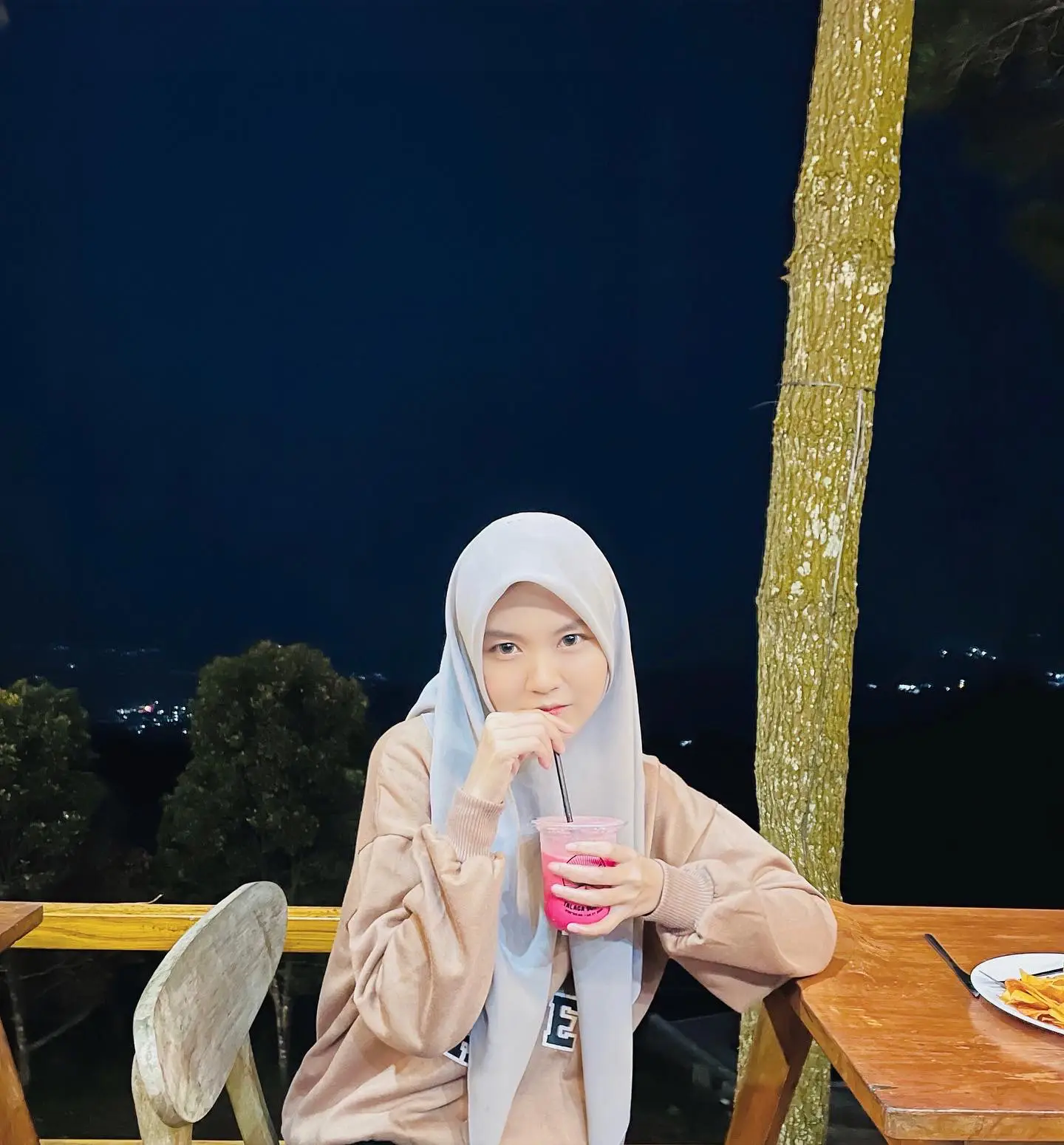 Pose simple duduk di kafe | แกลเลอรีที่โพสต์โดย Mey🐼 | Lemon8