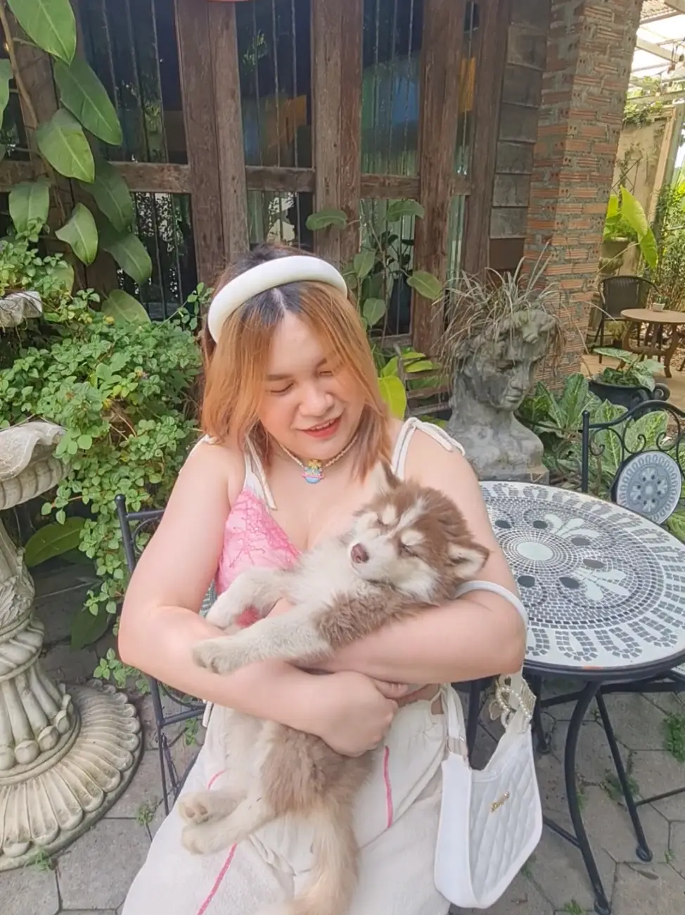 ฟีลคาเฟ่ในสวน แต่มีน้องหมาเต็มเลย #คาเฟ่เชียงใหม่ | วิดีโอที่เผยแพร่โดย lookpad.lp | Lemon8