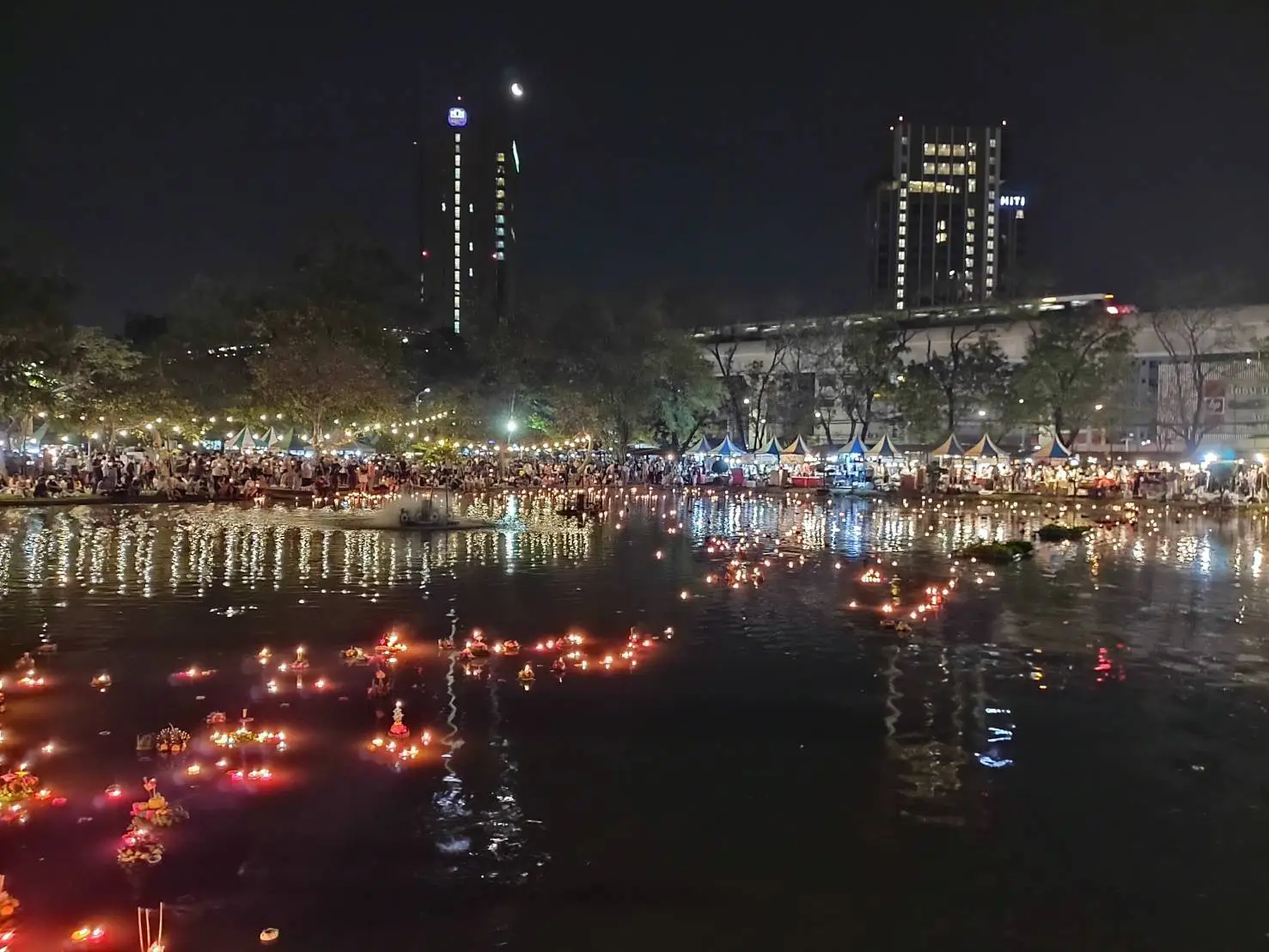 🌿งานลอยกระทง 2565 ที่ ม. เกษตร | แกลเลอรีที่โพสต์โดย khuncha | Lemon8