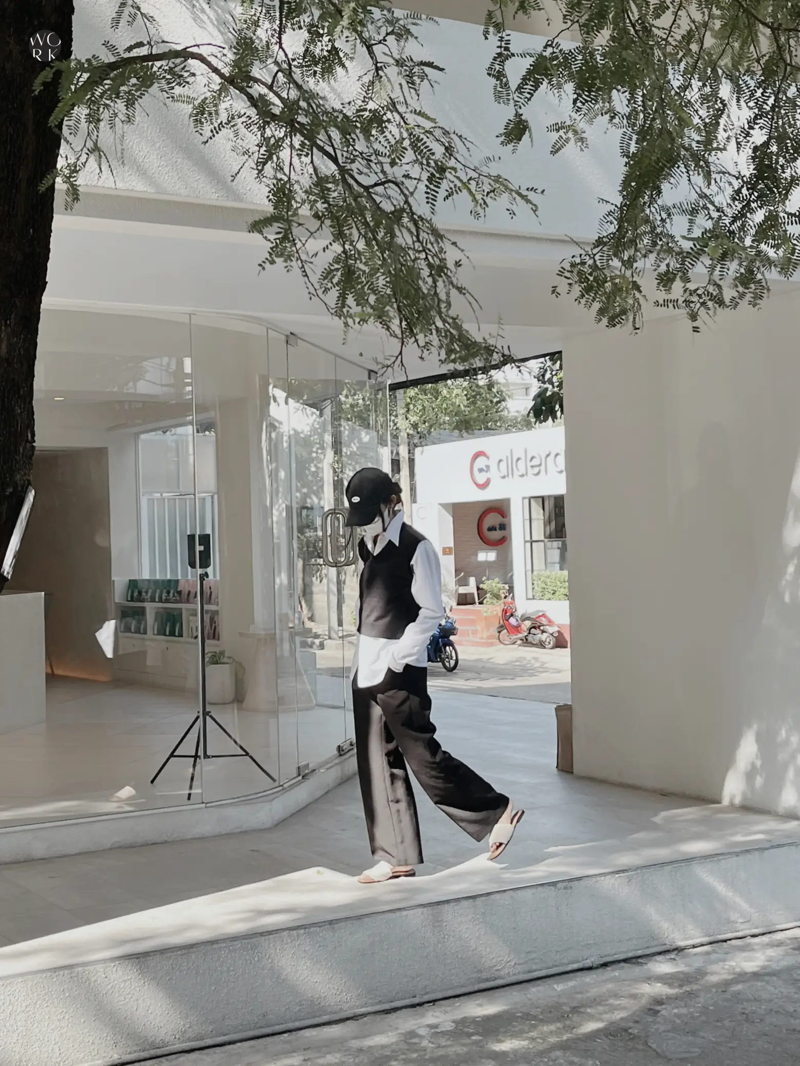 วันนี้พาไปคาเฟ่สีขาวเรียบหรู สุดมินิมอล 🍰 | แกลเลอรีที่โพสต์โดย ISAYWORK | Lemon8