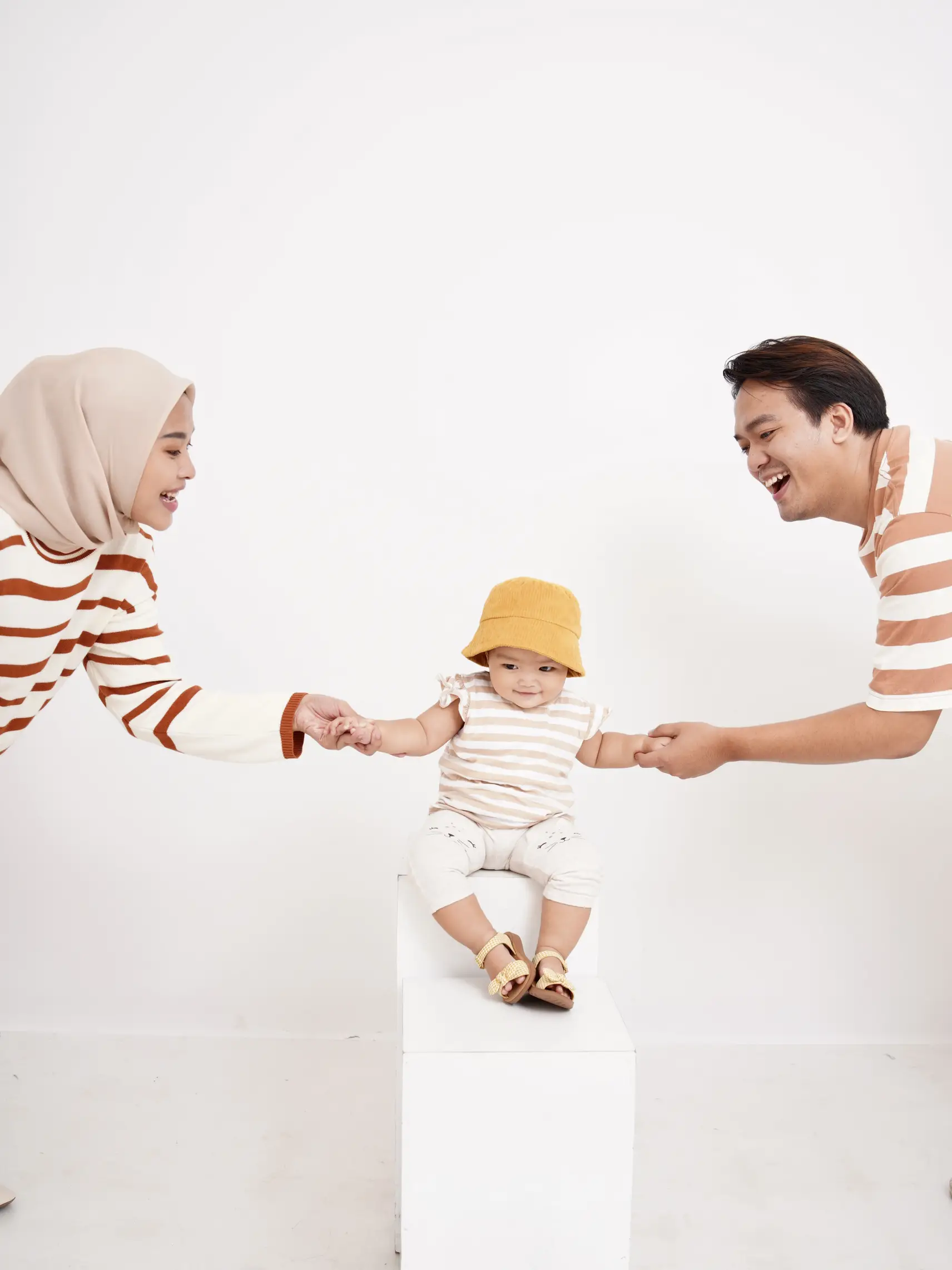 Family Photo Studio Ideas🫶🏻 | Galeri diposting oleh Almahyra🧚🏻‍♀️ | Lemon8
