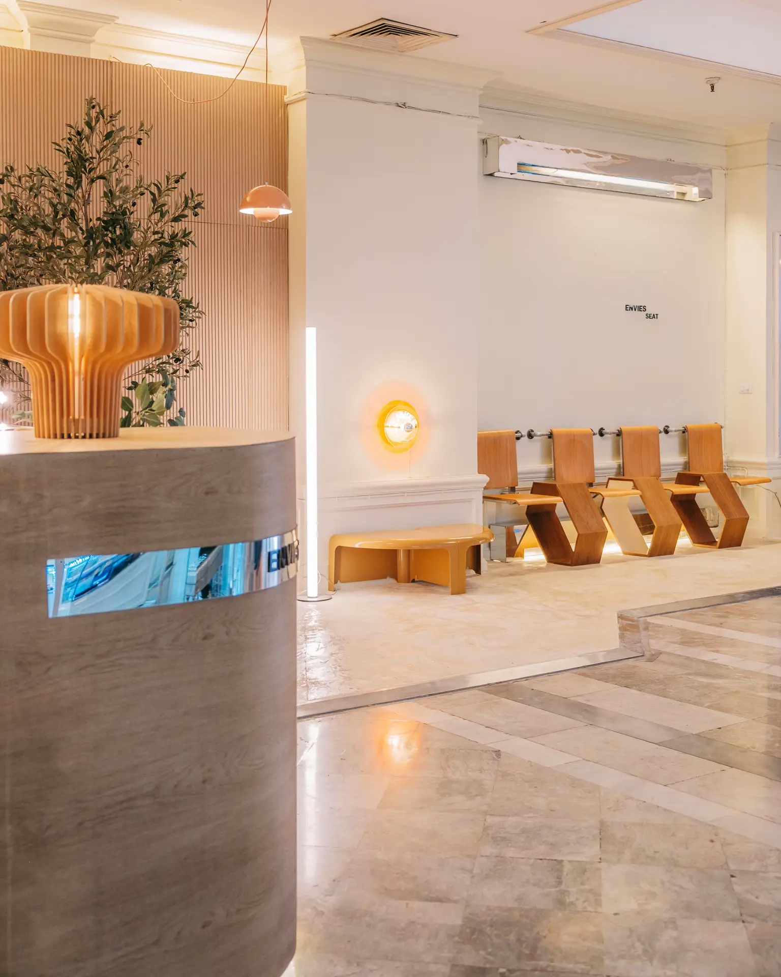 ENVIES เปิดสาขา 3 ที่ Trinity Complex สีลม ☕️🪑 | แกลเลอรีที่โพสต์โดย Rattomarty | Lemon8