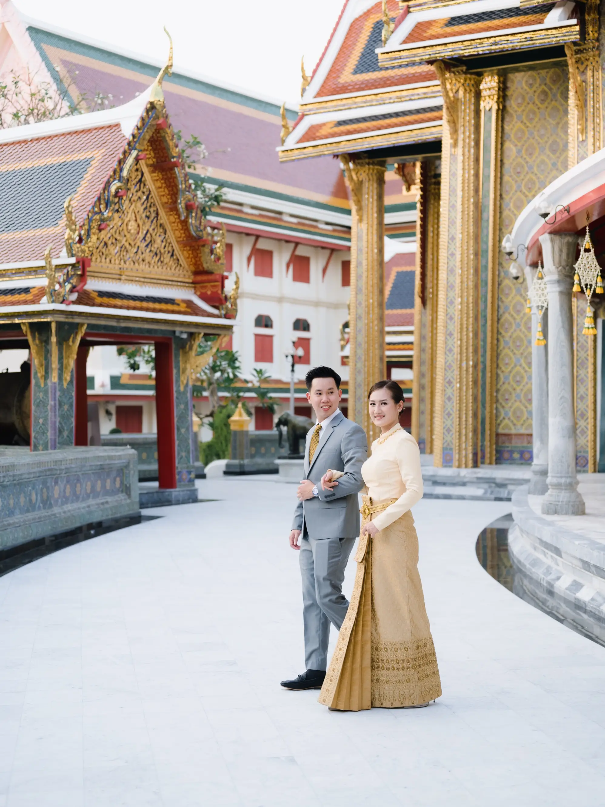 ถ่ายพรีเวดดิ้งที่วัดราชบพิธ ชุดไทย งบ 1,500 ก็สวยได้ | แกลเลอรีที่โพสต์โดย lolyploy | Lemon8