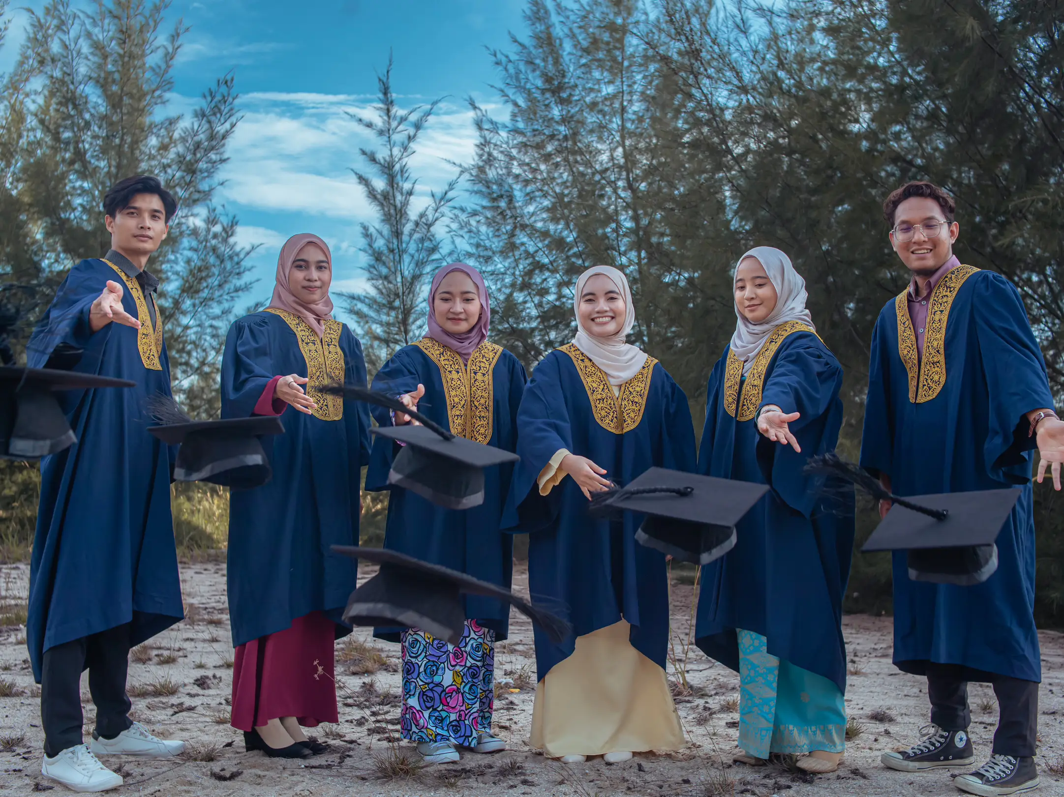 Group Pose Ideas For Pre Convo 🎓 | Galeri disiarkan oleh Yum Photograph | Lemon8