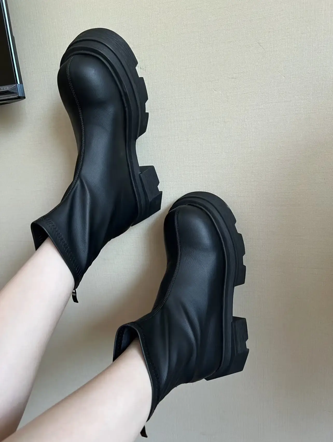 รองเท้าที่สาวๆต้องมีติดบ้าน📿🍾 | แกลเลอรีที่โพสต์โดย Fafa | Lemon8