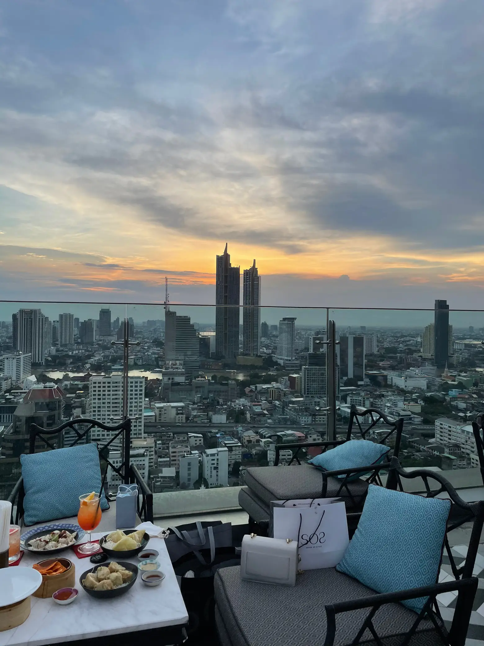 Rooftop วิวตึกมหานคร 📍Yao restaurant ⚡️ | แกลเลอรีที่โพสต์โดย .pooky🦋 | Lemon8