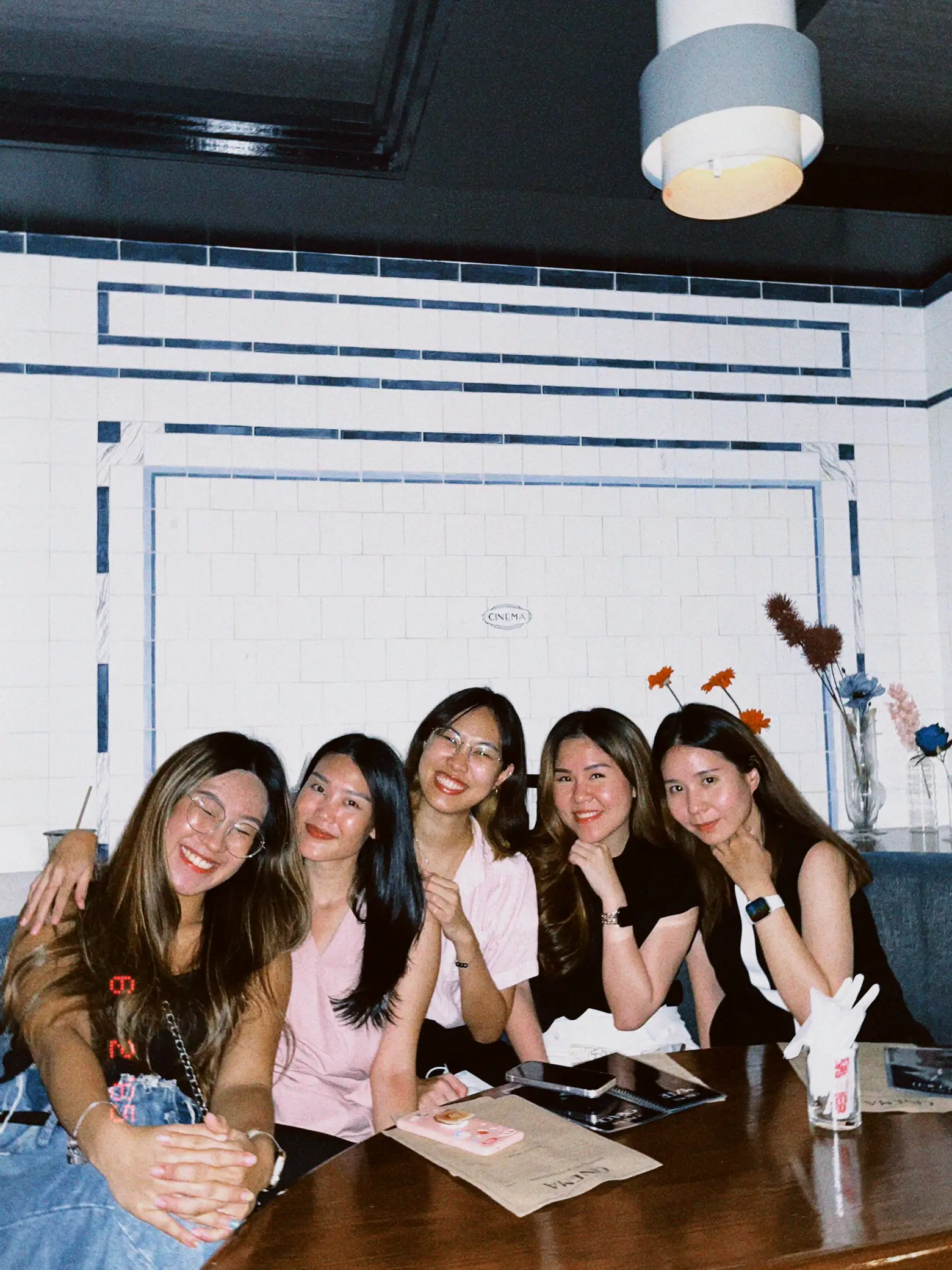 CINEMA Club BKK🍸🎞🎥 นัด Hangout สุดชิคเหมือนยกโรงหนังมา | แกลเลอรีที่ ...
