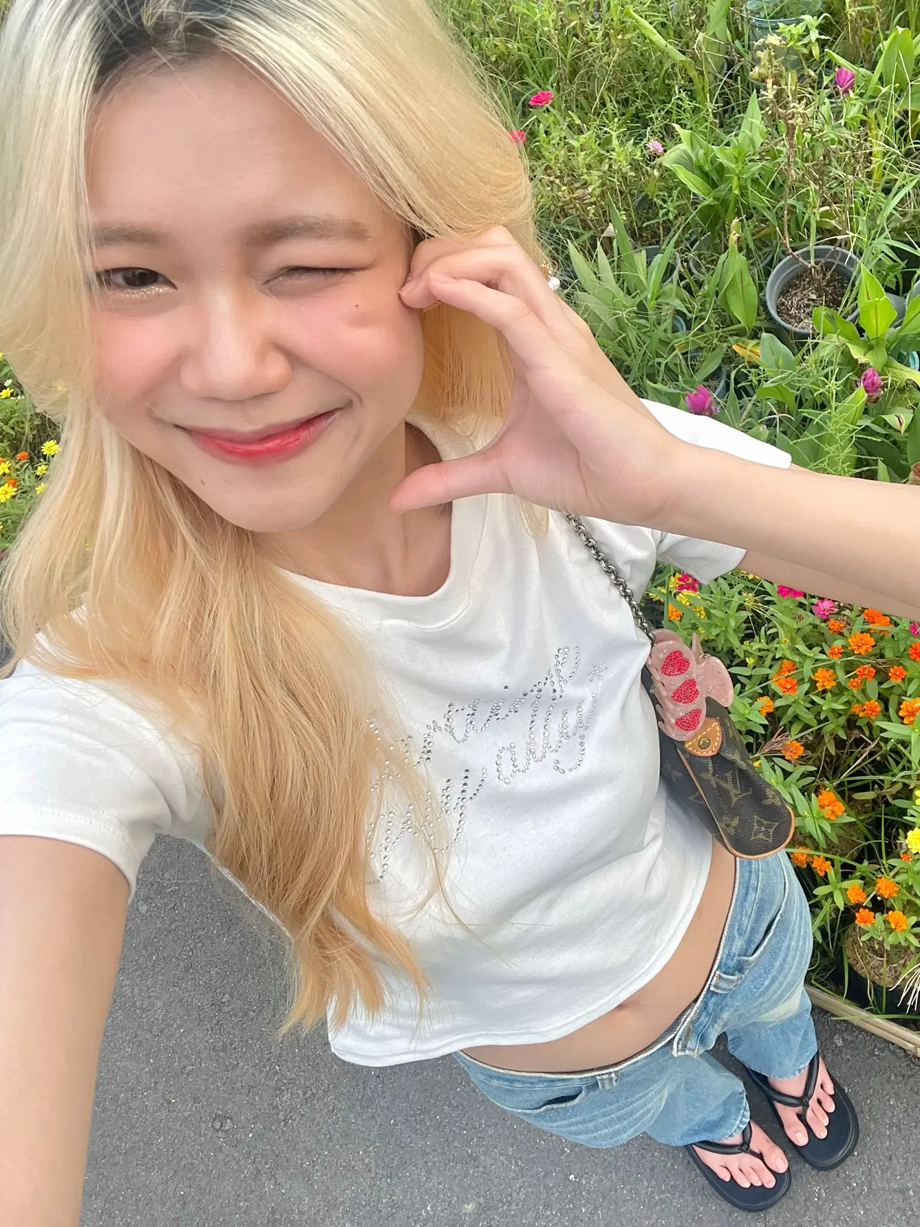 🖼️ แจกพิกัดชุด แต่งตัวไปสวนเบญจกิติกัน 💐 แกลเลอรีที่โพสต์โดย Anypn