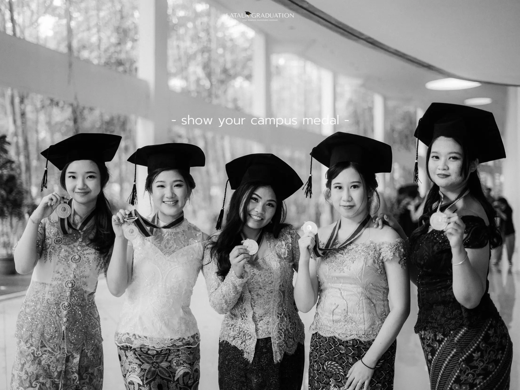 Graduation Pose Ideas With Friends ! 👭🏻🎓💖 | Galeri diposting oleh Via🧚🏻 ...