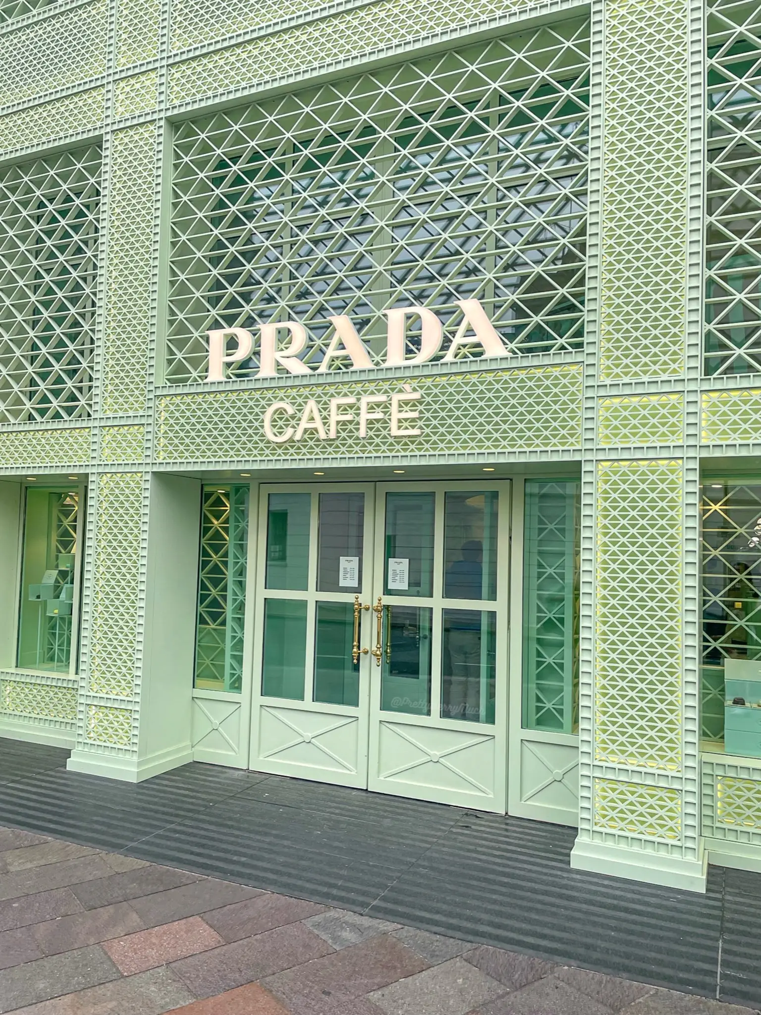 พาสายลัคชูส่อง Prada cafe ใน London 🇬🇧 | แกลเลอรีที่โพสต์โดย ...