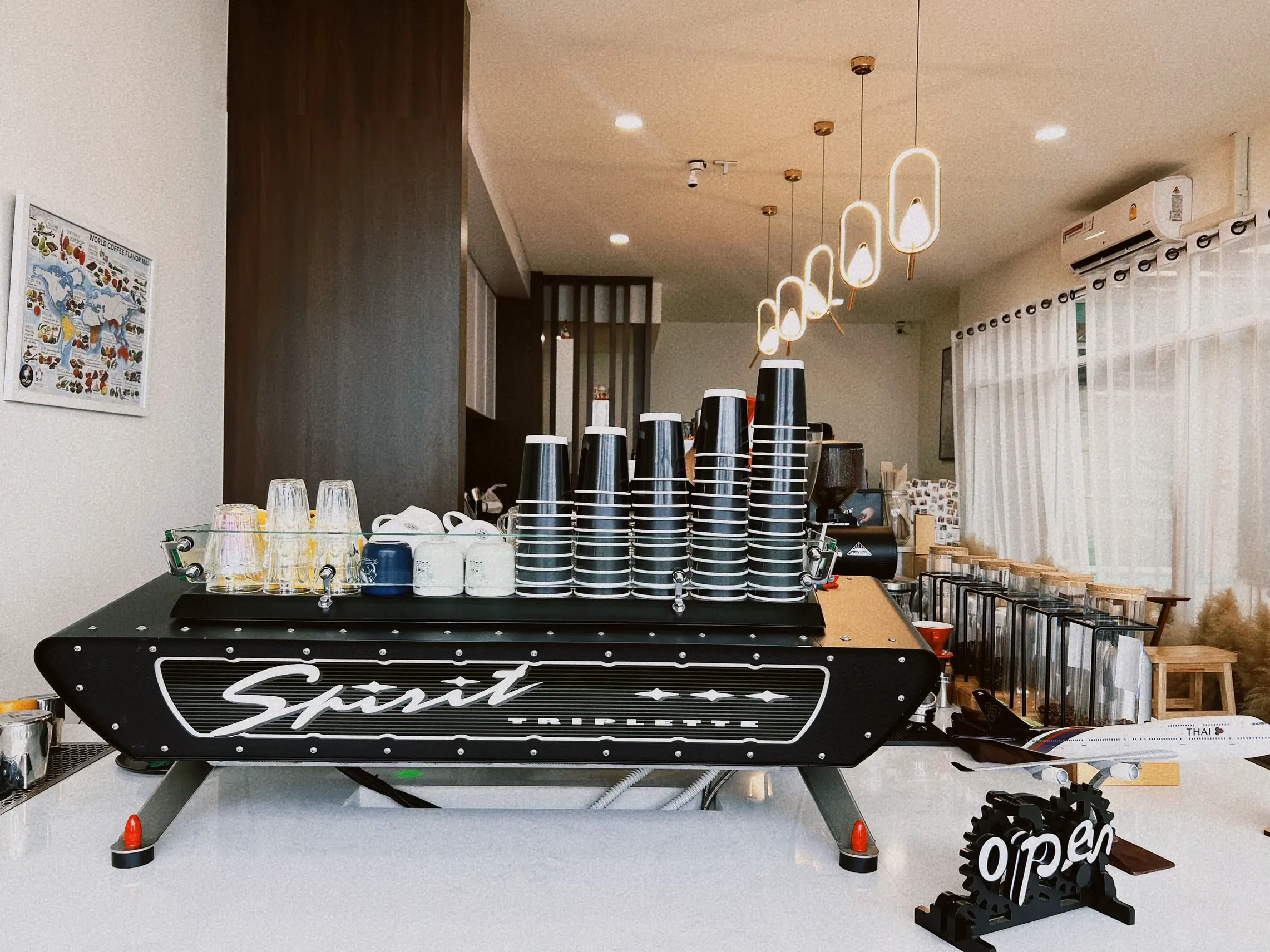 ALBATROSS ร้านกาแฟริมชายหาดพัทยา 🏝 | แกลเลอรีที่โพสต์โดย KimVlog | Lemon8